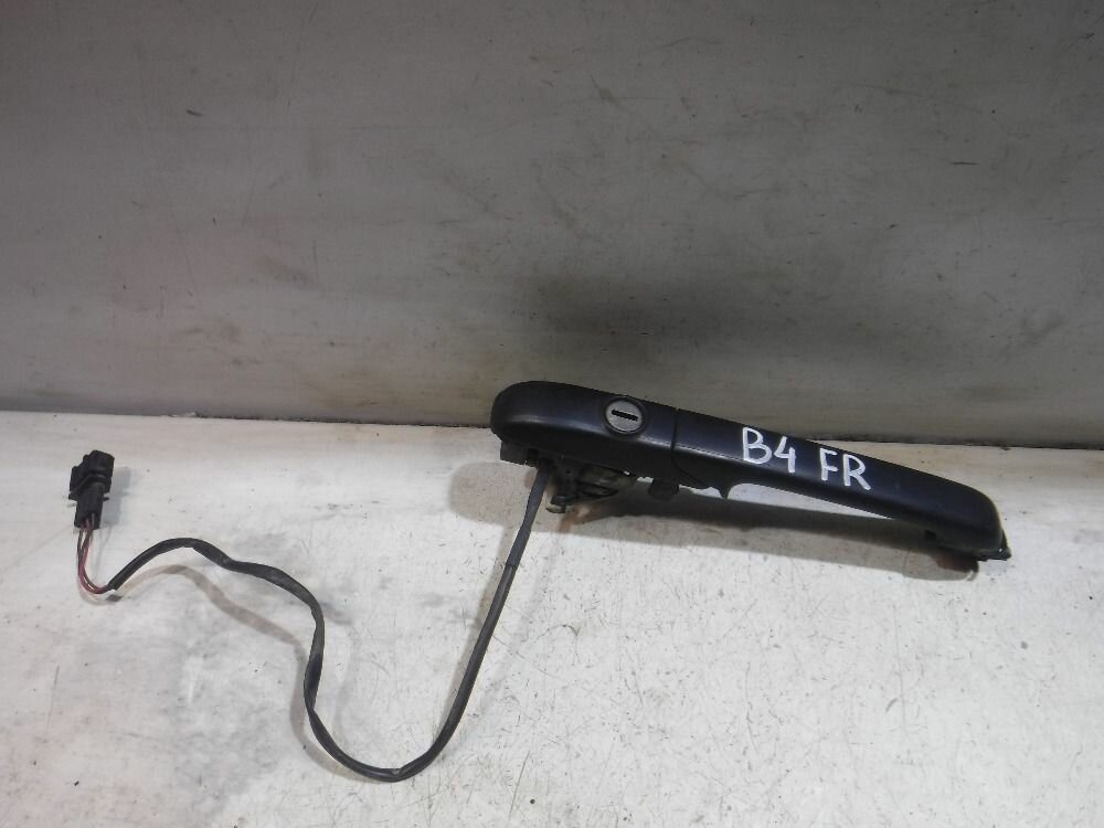 Ручка двери передней наружная правая VW Passat B4