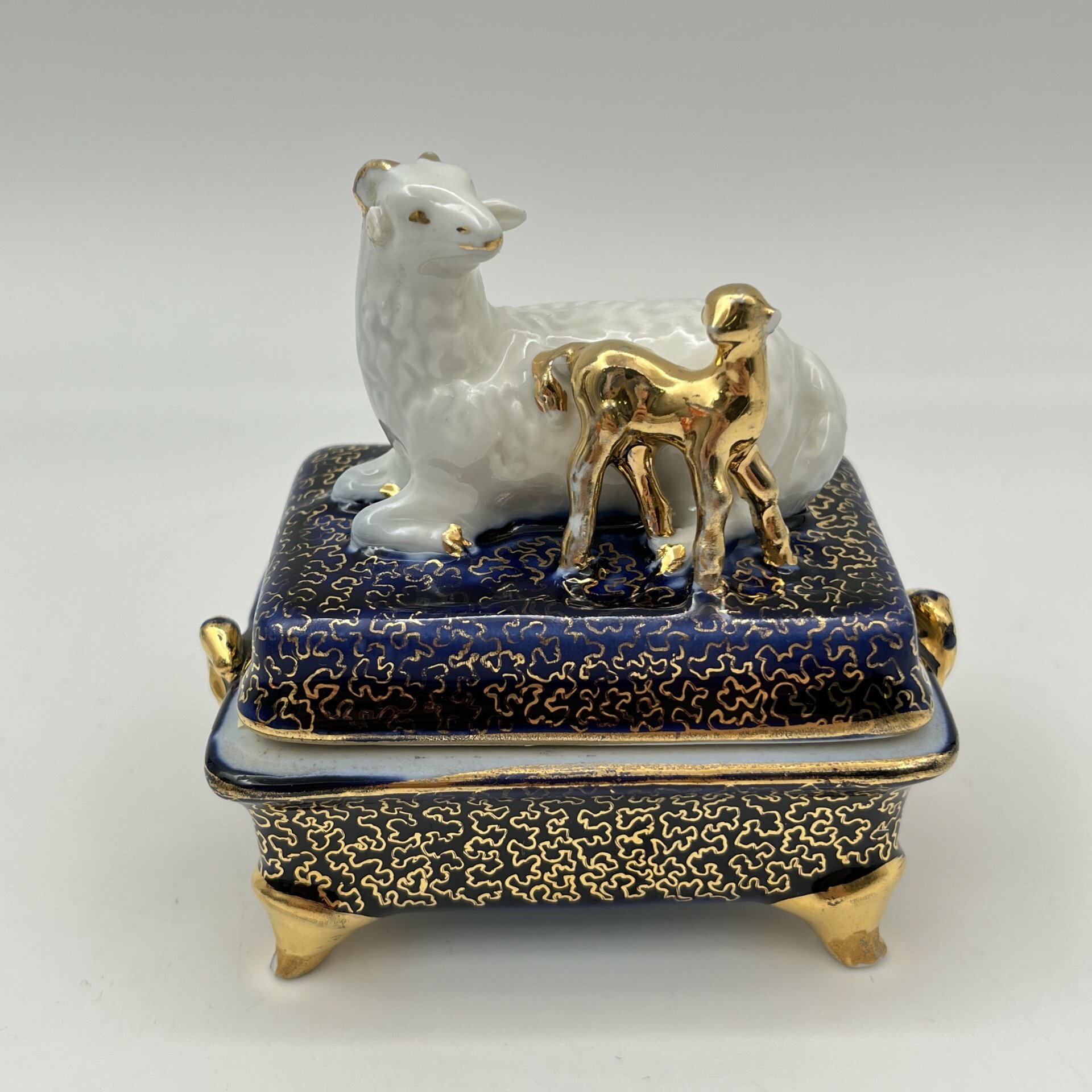 Шкатулка "Овца с ягненком", скульптор Сотников Алексей Георгиевич