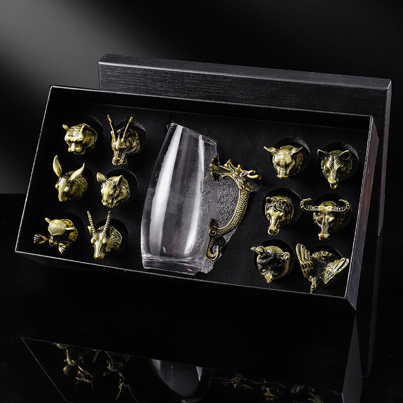 Элитный набор стеклянной посуды для бара с двенадцатью рюмками для напитков в стиле знаков зодиака, диспенсером и маленькими рюмками в подарочной коробке.