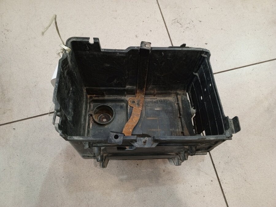 Корпус подставка аккумулятора от Mazda 3 bk 2003-2009