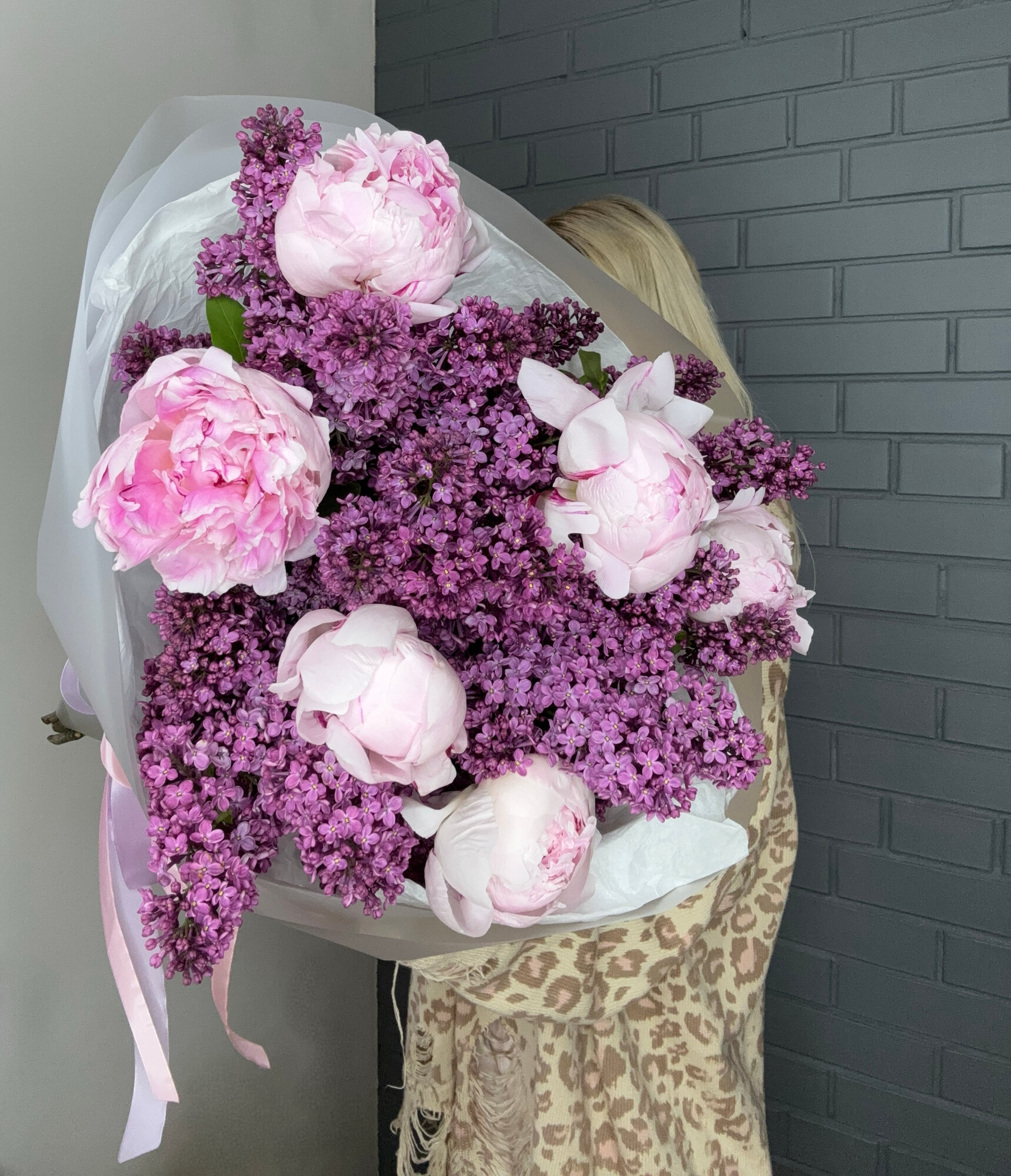 Букет «Ароматные облака» (пышная фиолетовая сирень, розовые пионы Сара Бернар)