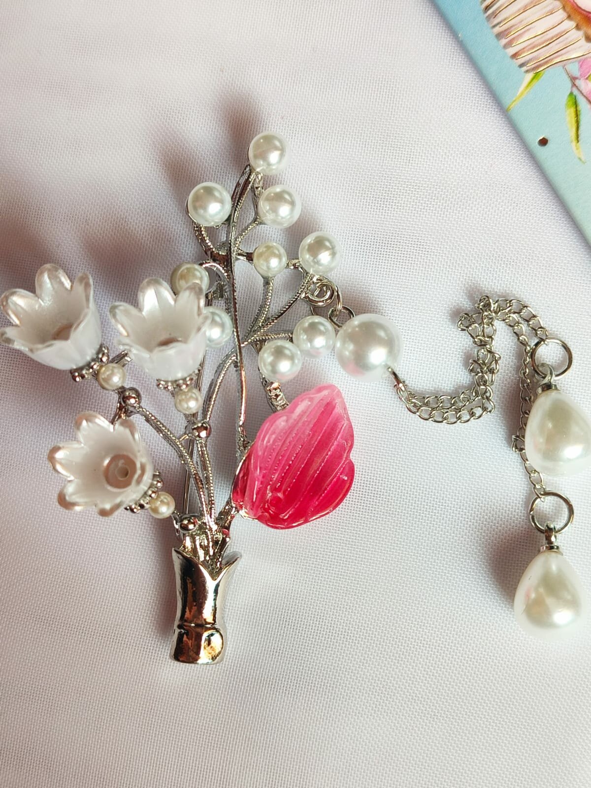 Брошь, жемчуг культивированный, эмаль