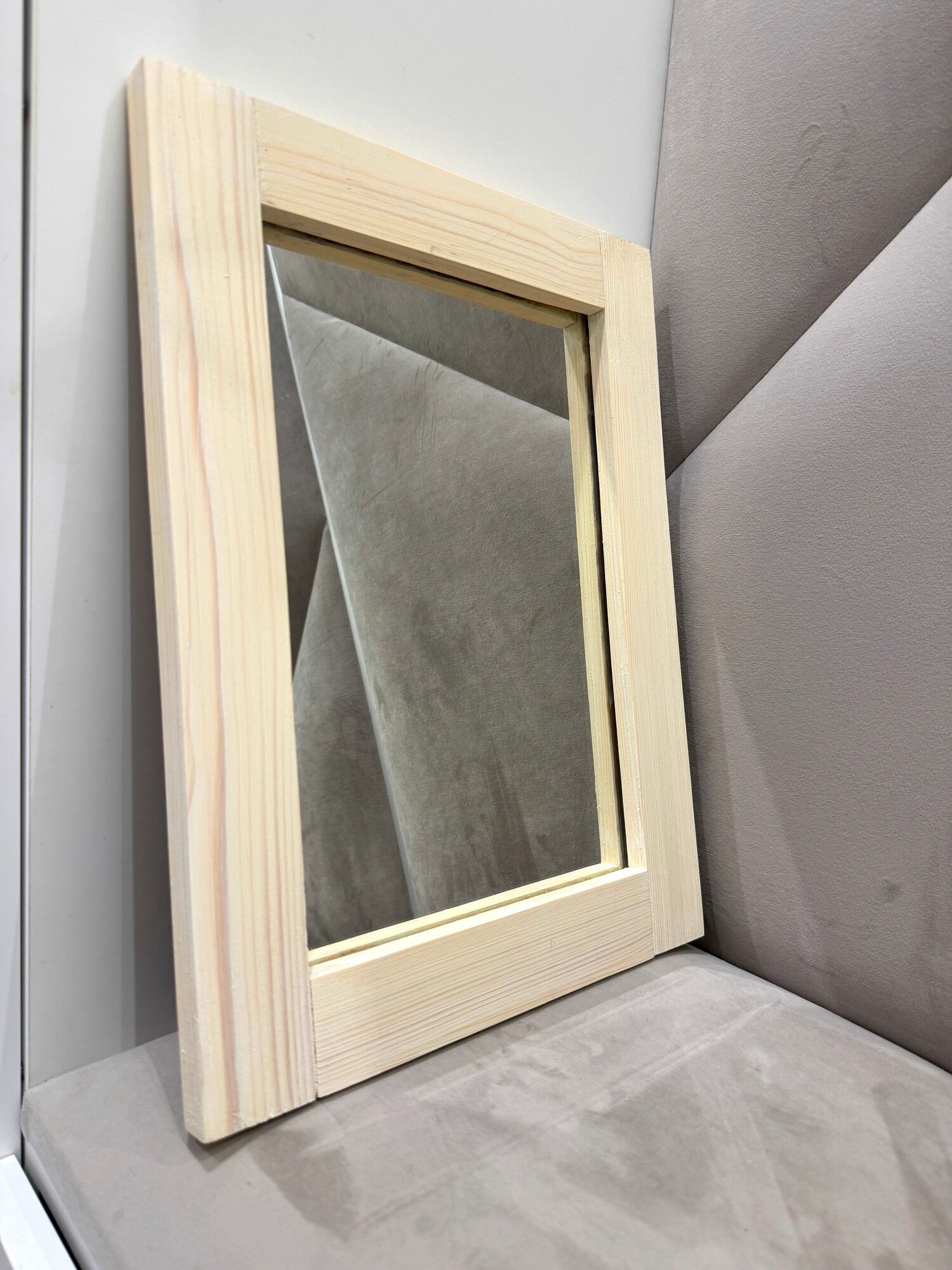 Зеркало настенное в Деревянной раме 40-30 см в Белом цвете