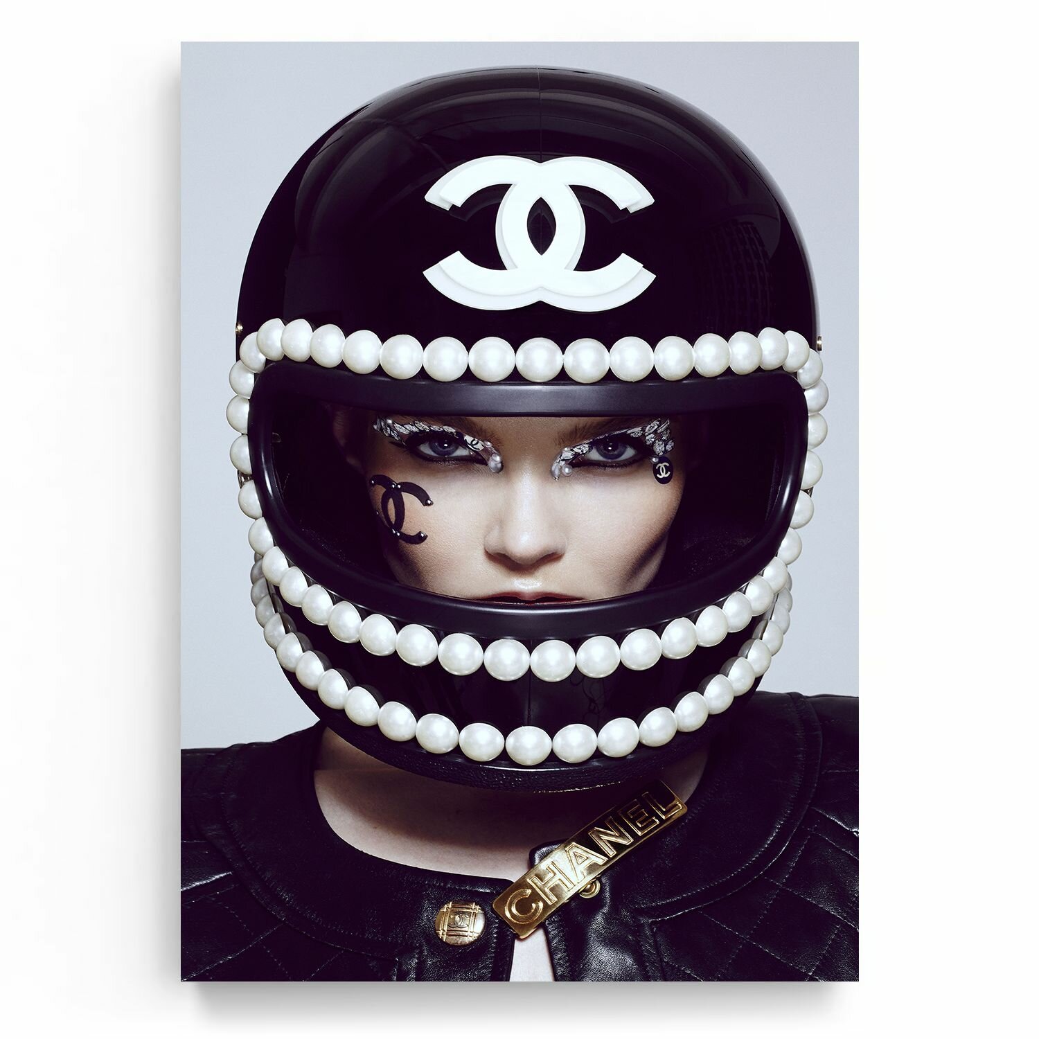 Картина на стену для интерьера - "Яркая девушка в шлеме, мода", 30х40 см.