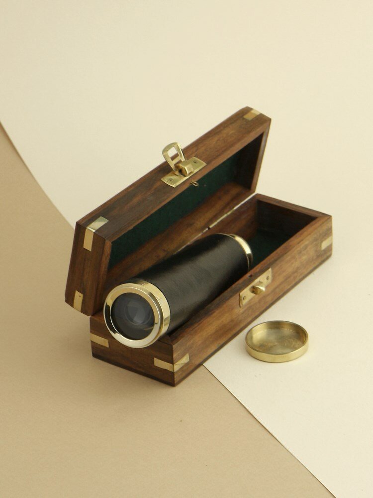 Подзорная труба в деревянном футляре