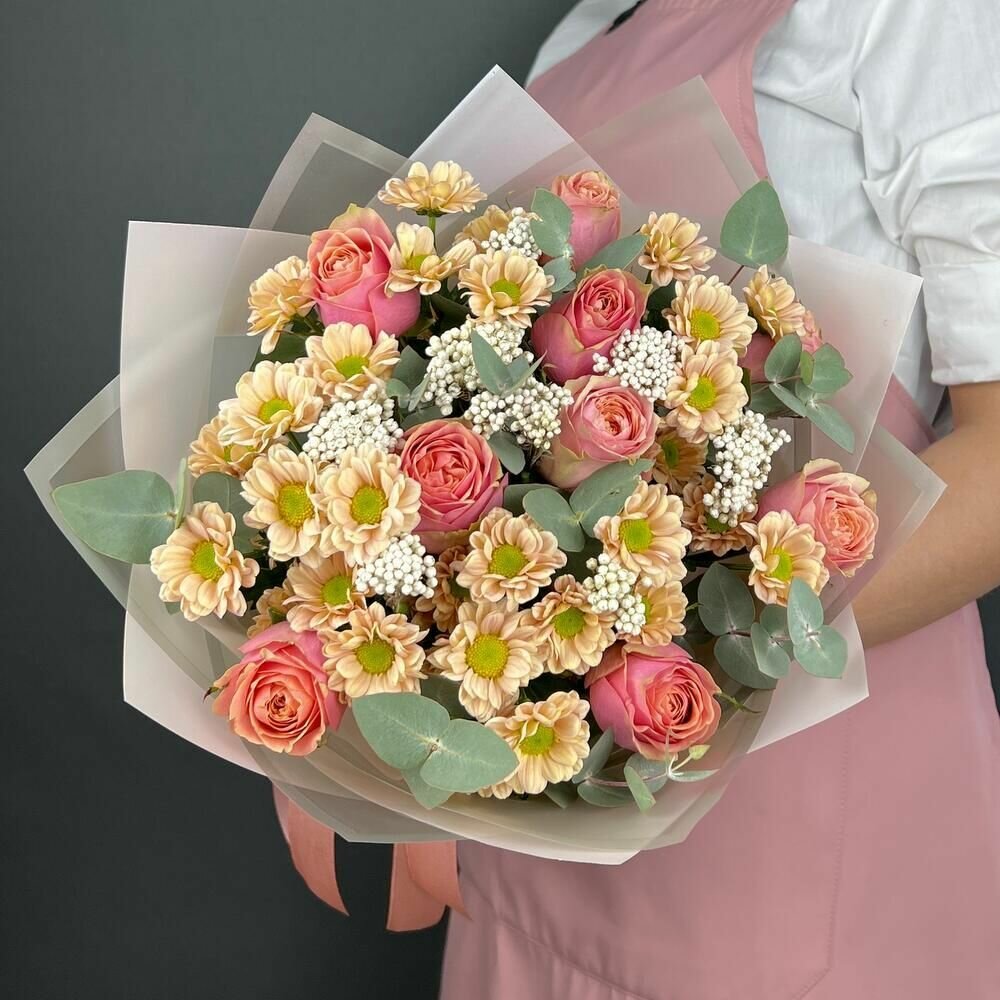 Букет живых цветов. Коралловые пионовидные Розы, кустовая Хризантема и Озотамнус