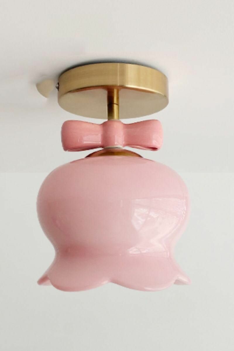 Современный минималистичный потолочный светильник в коридоре с розовым бантом
