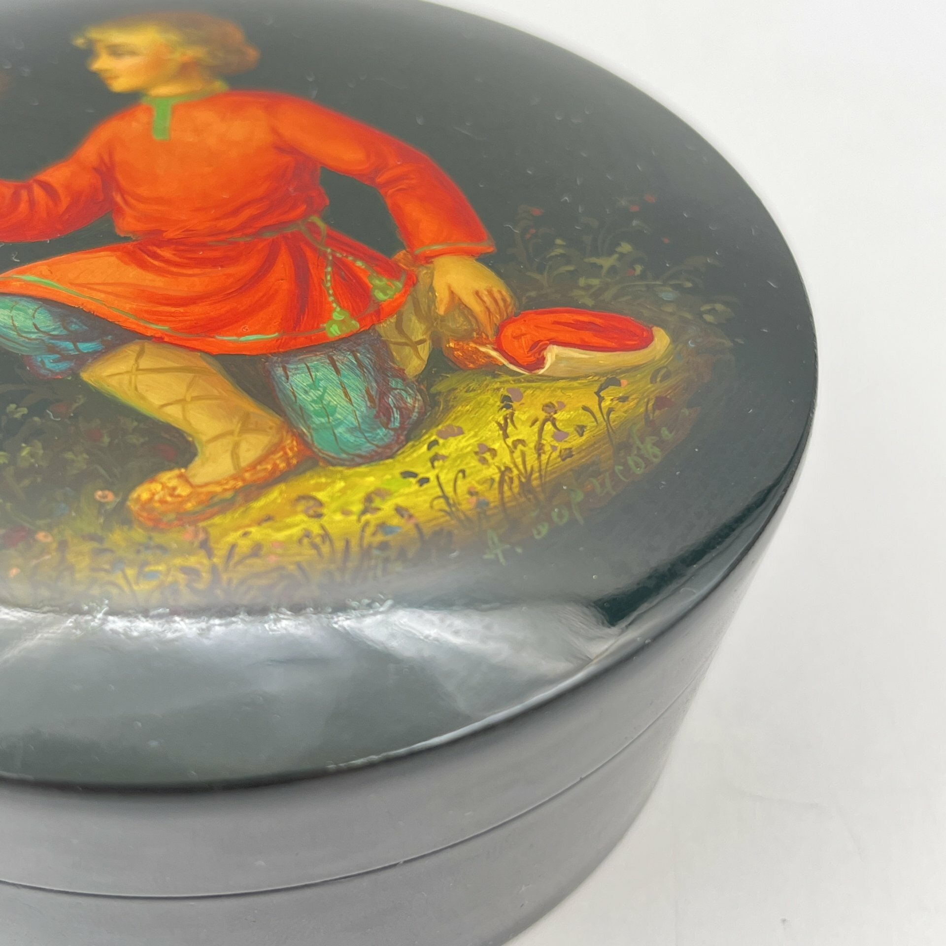 Шкатулка круглой формы "Перо Жар-птицы", декорированная лаковой миниатюрой