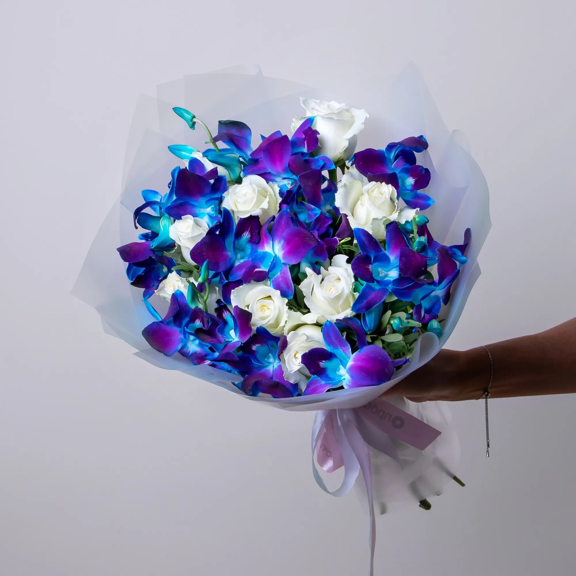 Букет цветов из белых роз и синих орхидей "Вызов" в коробке и аквабоксе от "Простоцветы"