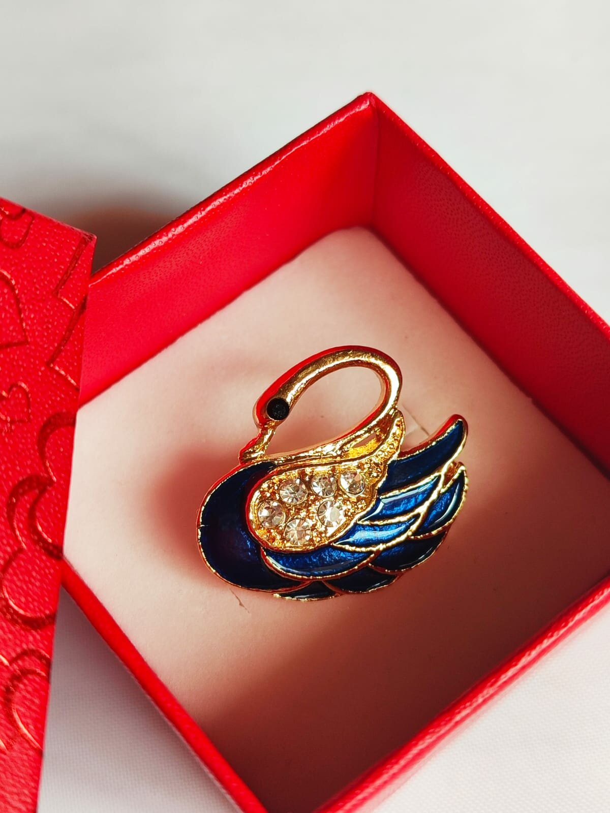 Брошь, эмаль, стразы