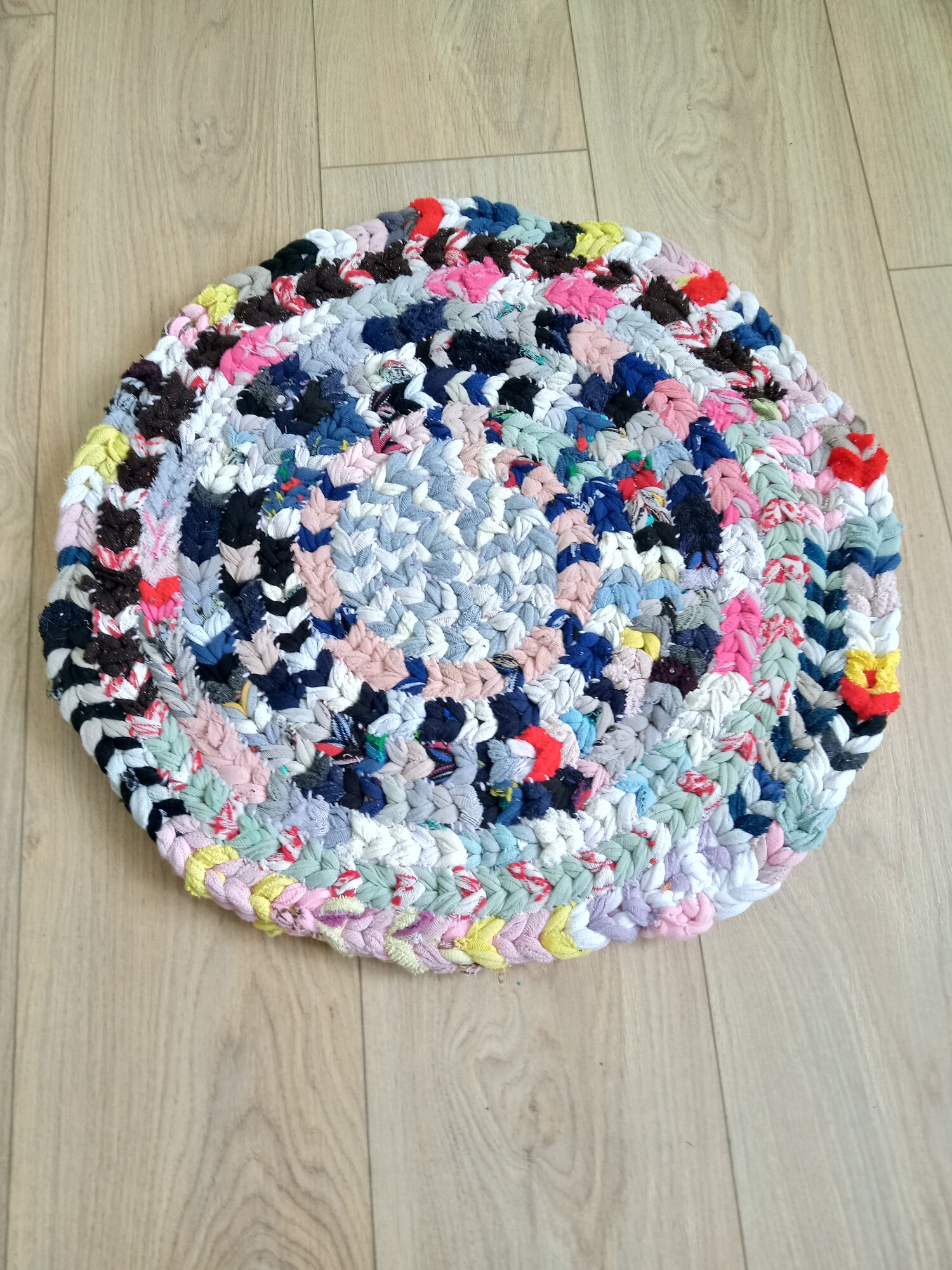 Коврик круглый тканый ручной работы. Диаметр 53 см, толщина 2 см