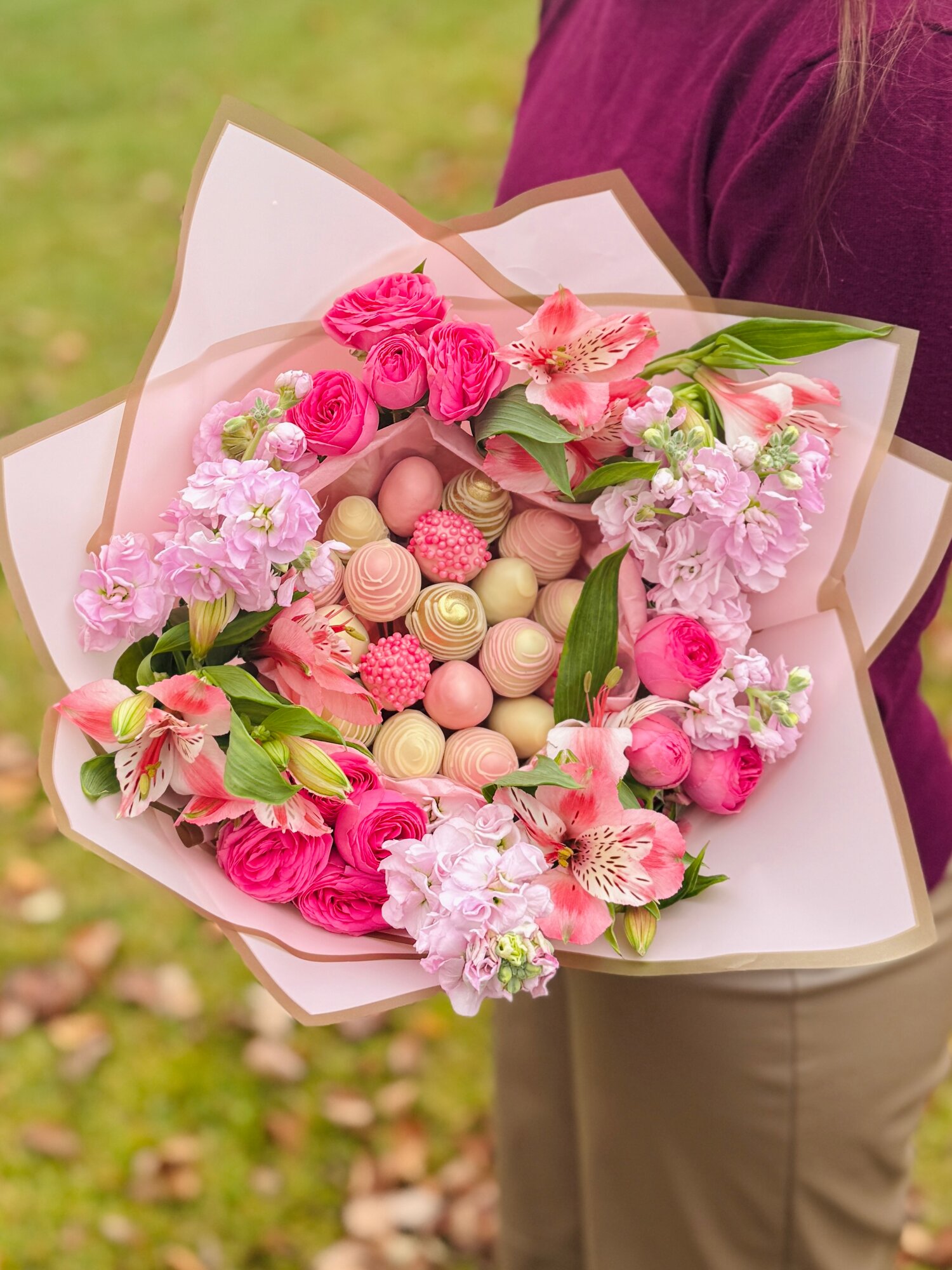 Авторский букет с альстромерией, матиоллой , кустовыми розами и клубникой "Мальдивы", подарок для любимой девушки, мамы,