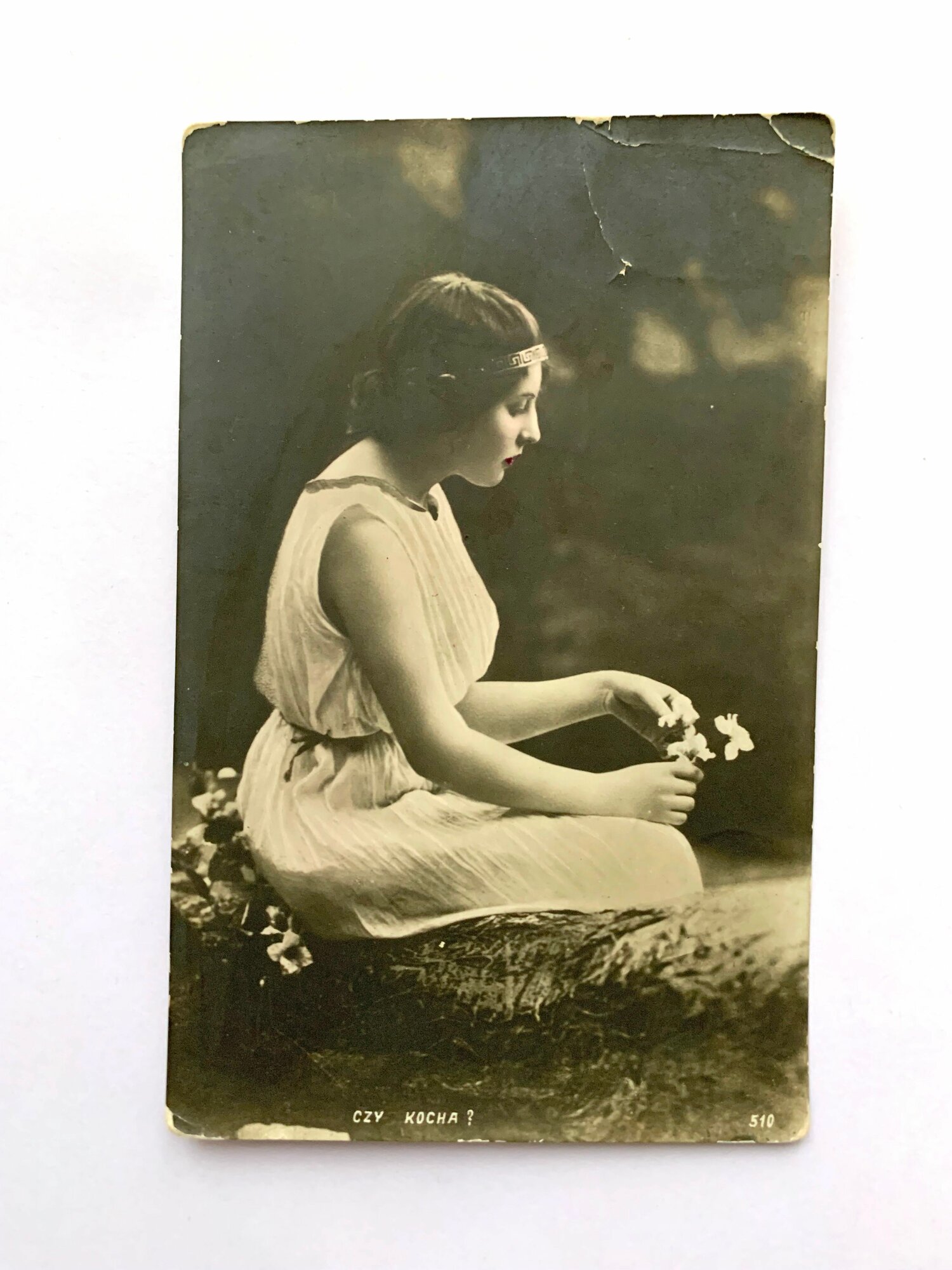 Дореволюционная открытка. Девушка