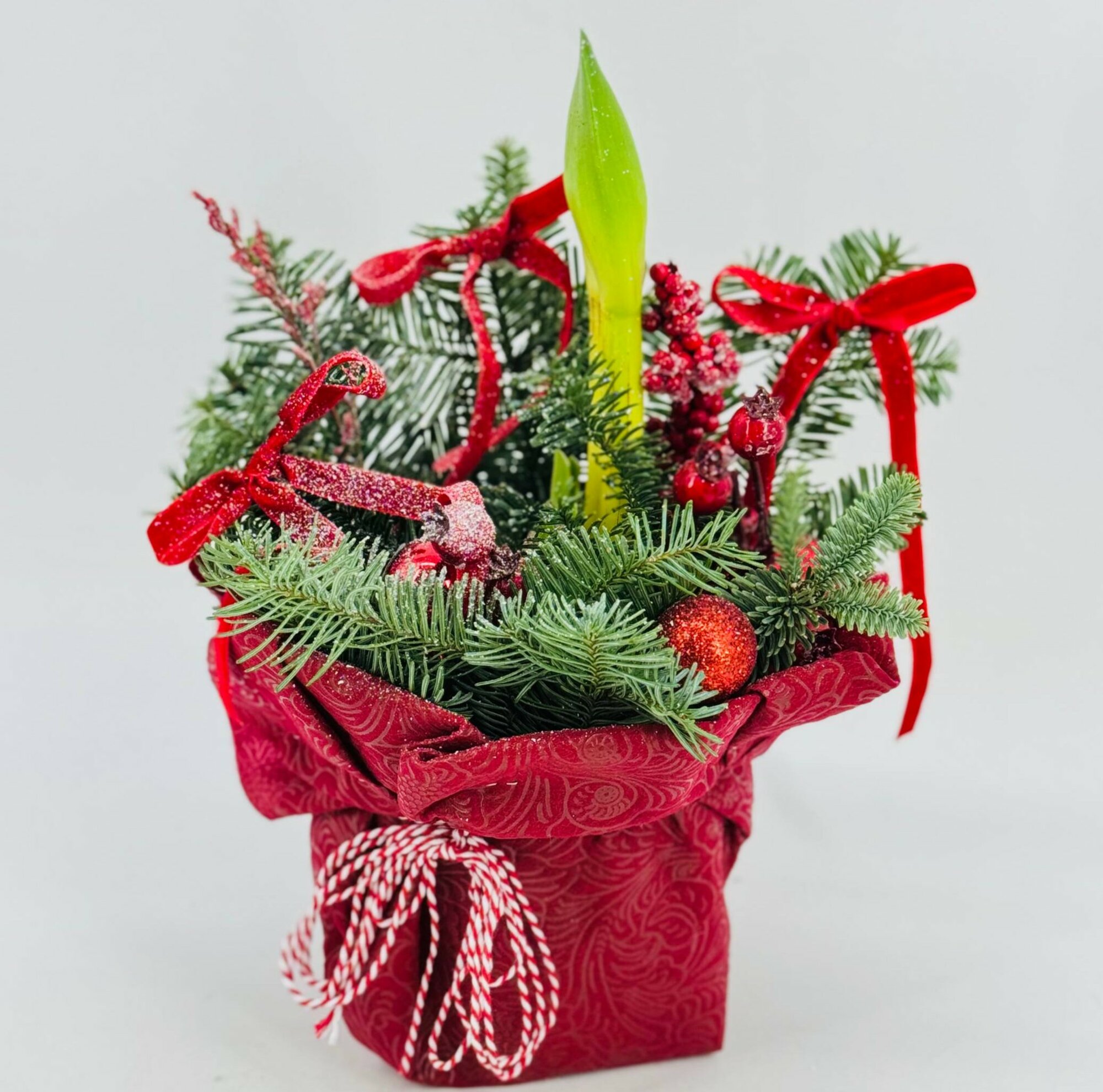 Зимний букет, композиция из хвои нобилис с луковицей красный Амариллис. Новогодний букет