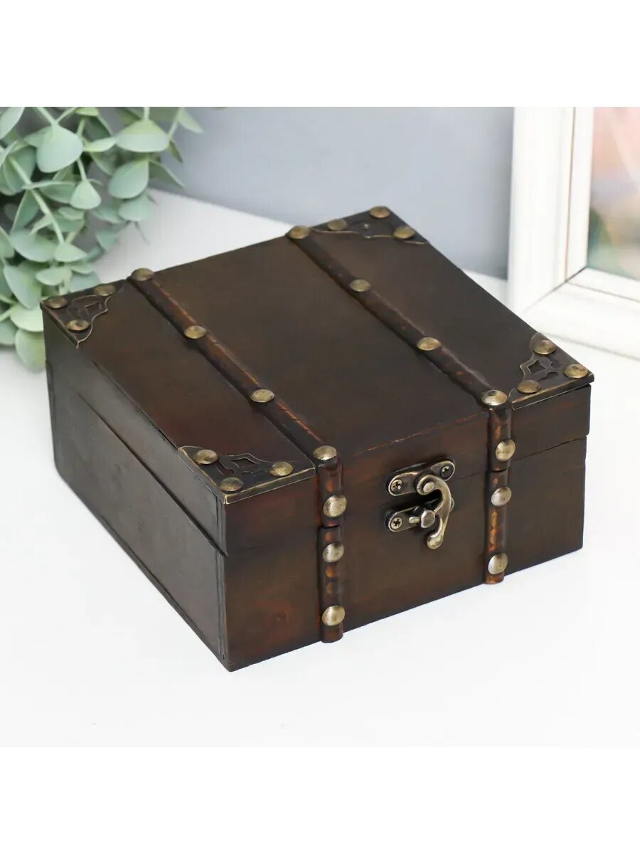 Шкатулка чемоданчик с заклепками