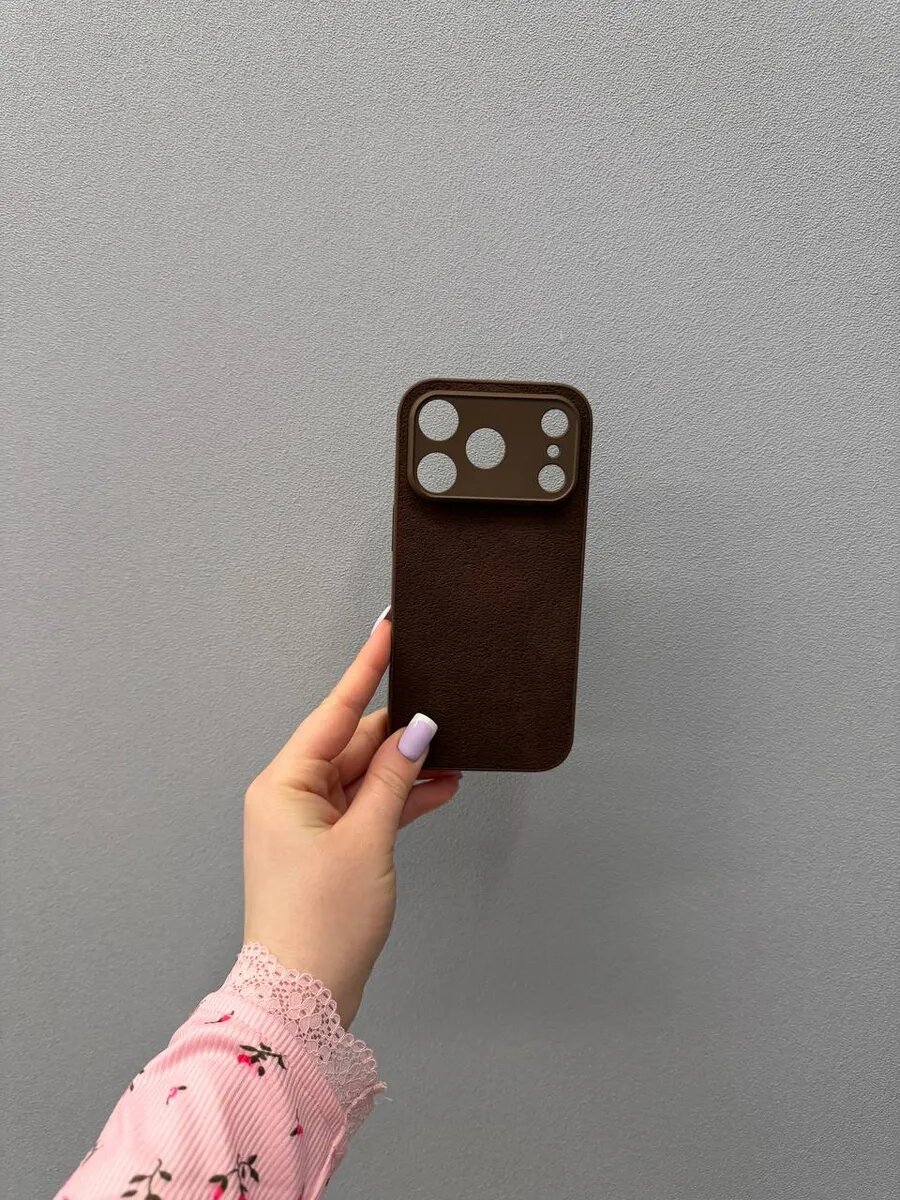 Чехол на Iphone 17 Pro, коричневый, брутальный, приятный на ощупь. — фото 1