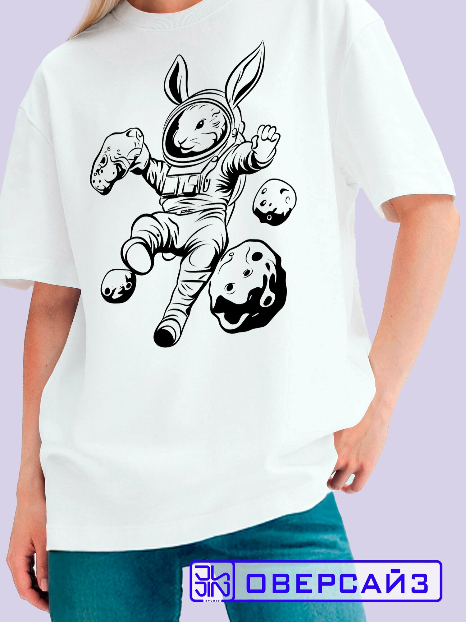 Футболка оверсайз женская с принтом Смешной черно-белый кролик в космосе среди графитовых космических астероидов, белый хлопковый трикотаж с прикольным рисунком на груди