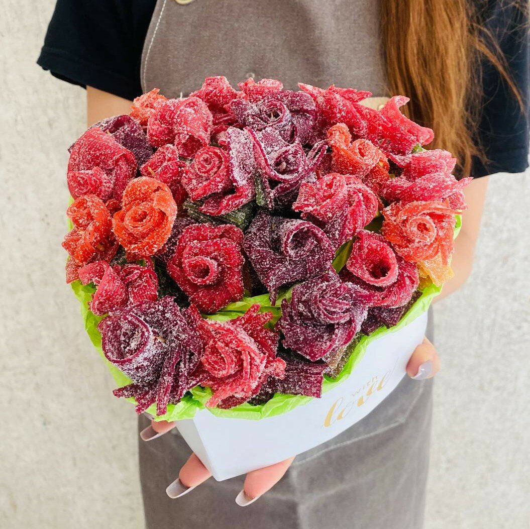 Букет сердце из мармеладных роз. Мармеладные розы в коробке сердце. Вкусные цветы