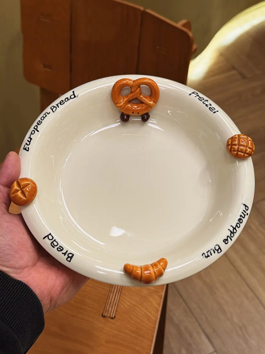 Тарелка с крендельками и булочками