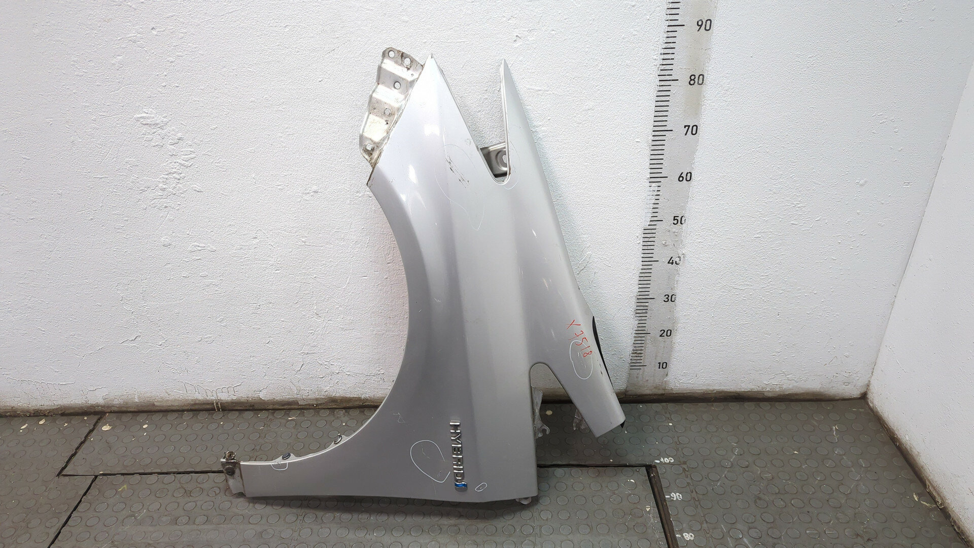 Крыло левое переднее Toyota Prius Б/У