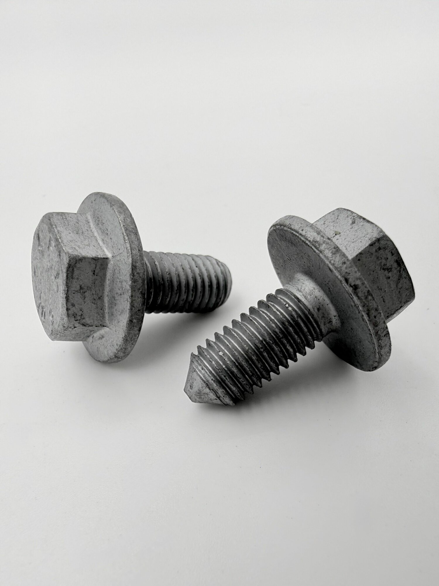 N90658902 Болт М10х22 VAG оригинал с буртиком шестигранный, шаг резьбы 1.5, класс прочности 10.9, 4F