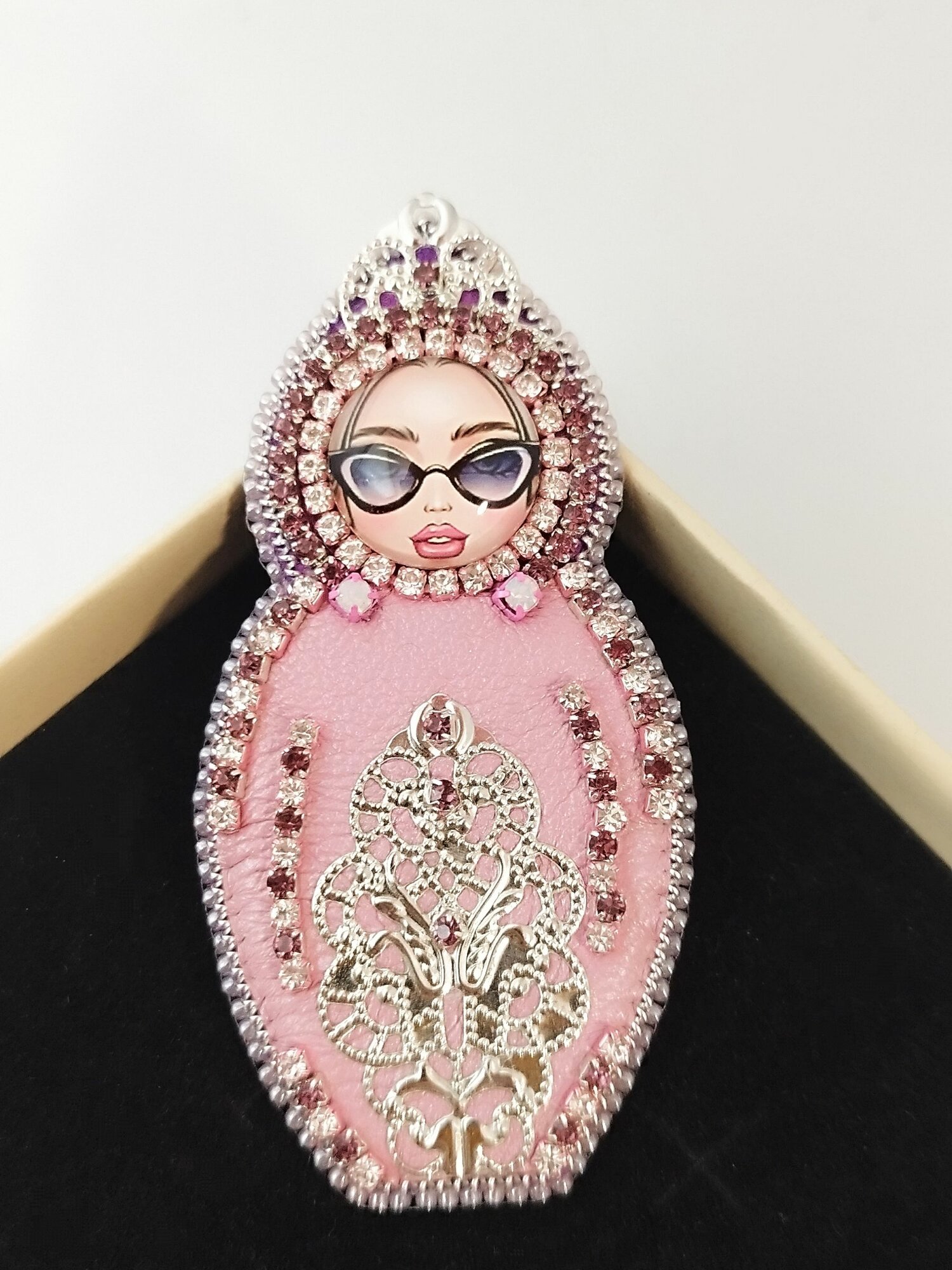 Брошь, стразы