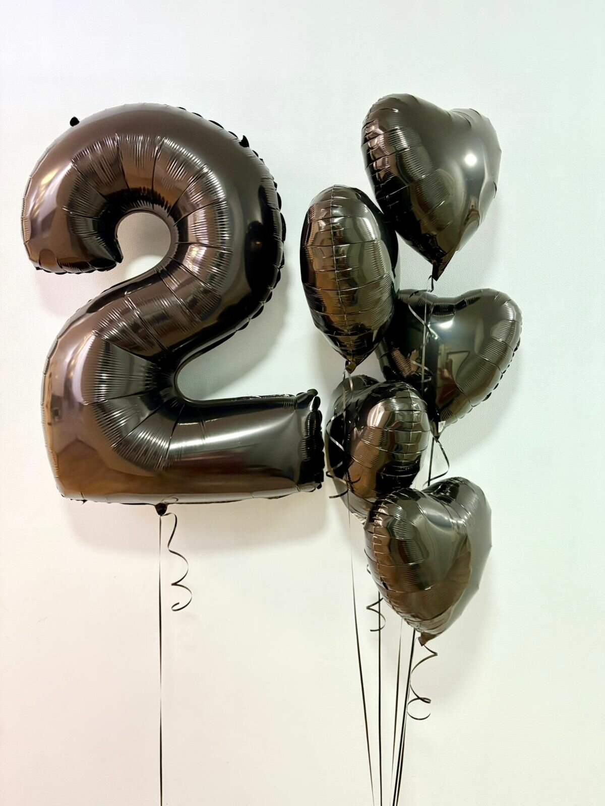 Шары с гелием на 2 год - Цифра 2 + 5 сердец черные. Воздушные шарики. Набор шаров под потолок с быстрой доставкой
