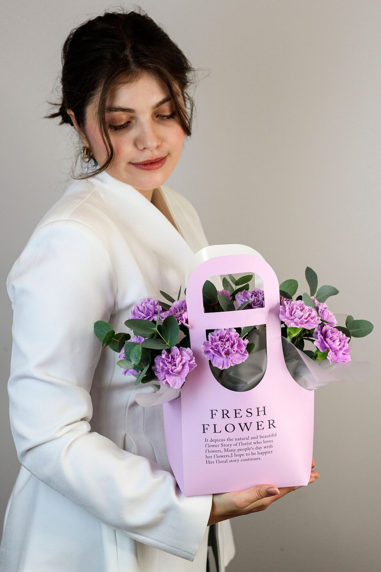 Композиция в сумочке "Лавандовые поля" из 11 диантусов с эвкалиптом FMART by flowwow