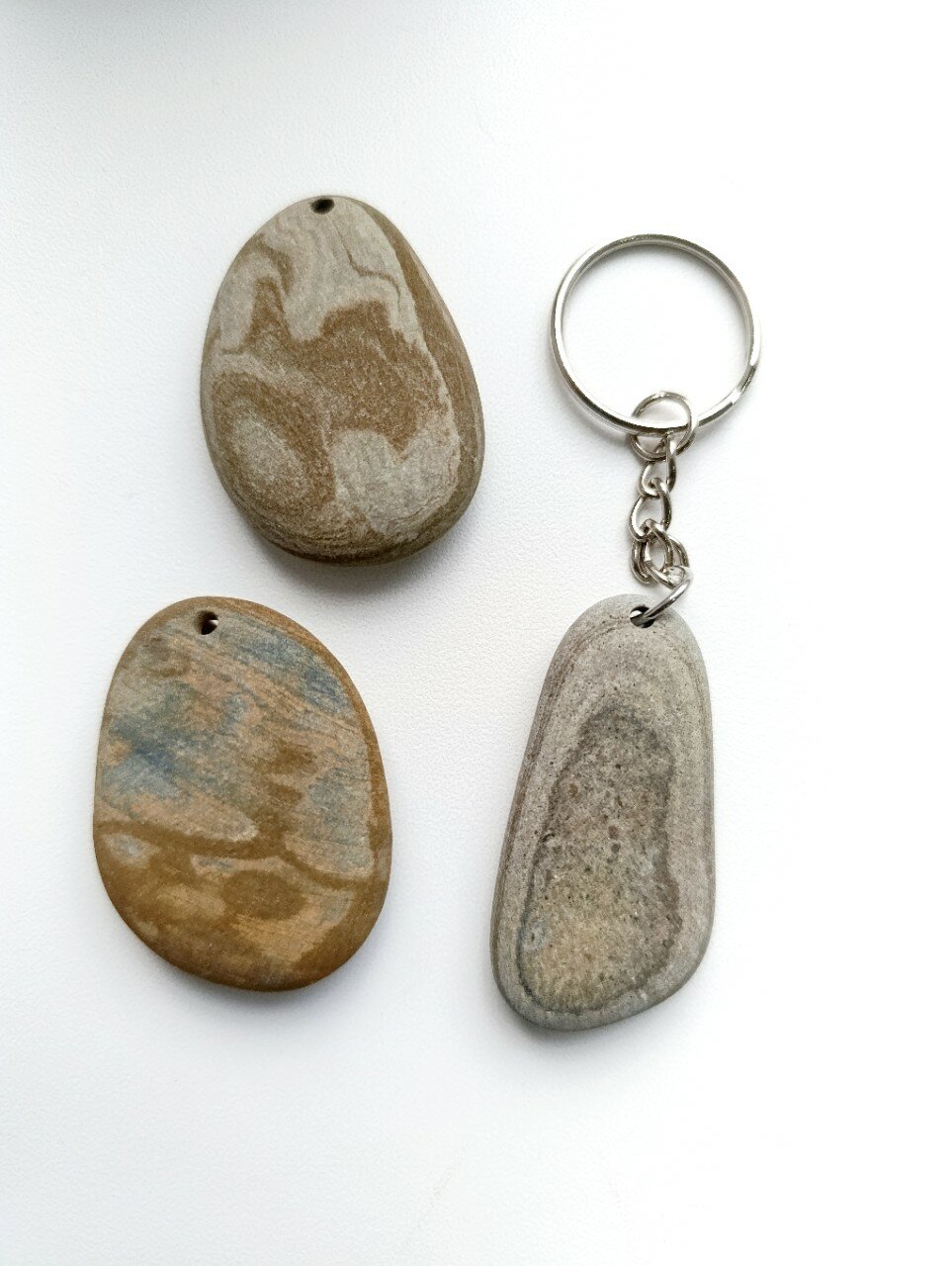 Заготовка для кулона и брелока 4-6см. 3шт. Плоский камень с отверстием. Галька с природным узором