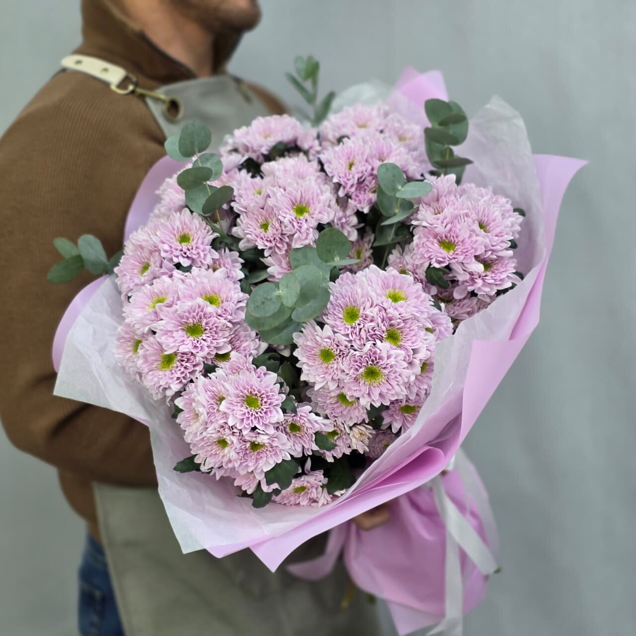 Букет из кустовых хризантем и эвкалипта, высота 50 см, 9 шт, сиреневый