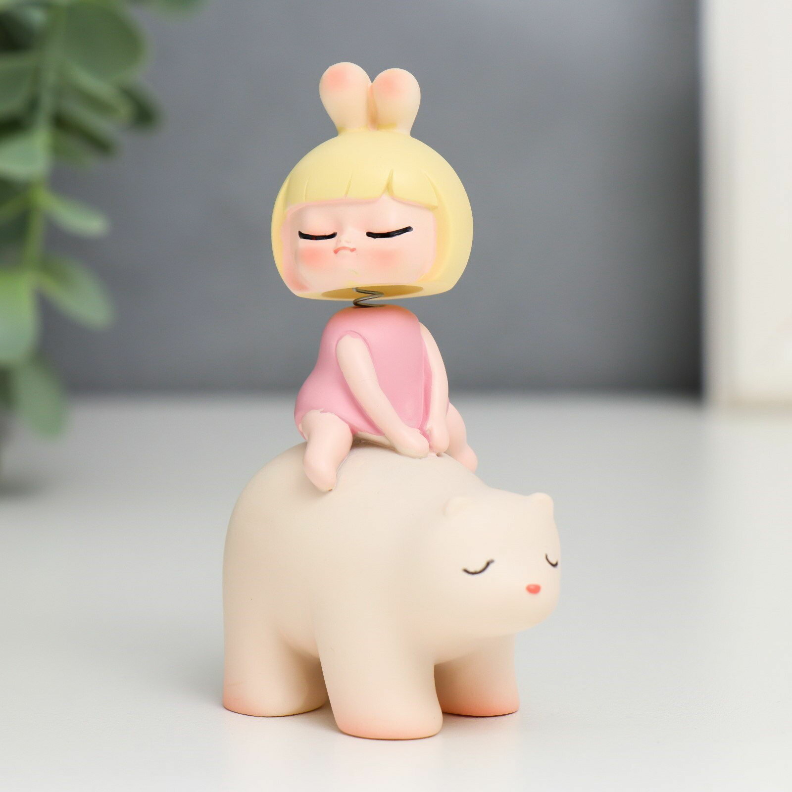 Фигурка полистоун "Малышка на медведе", с пружинкой, 8x3x5.5 см