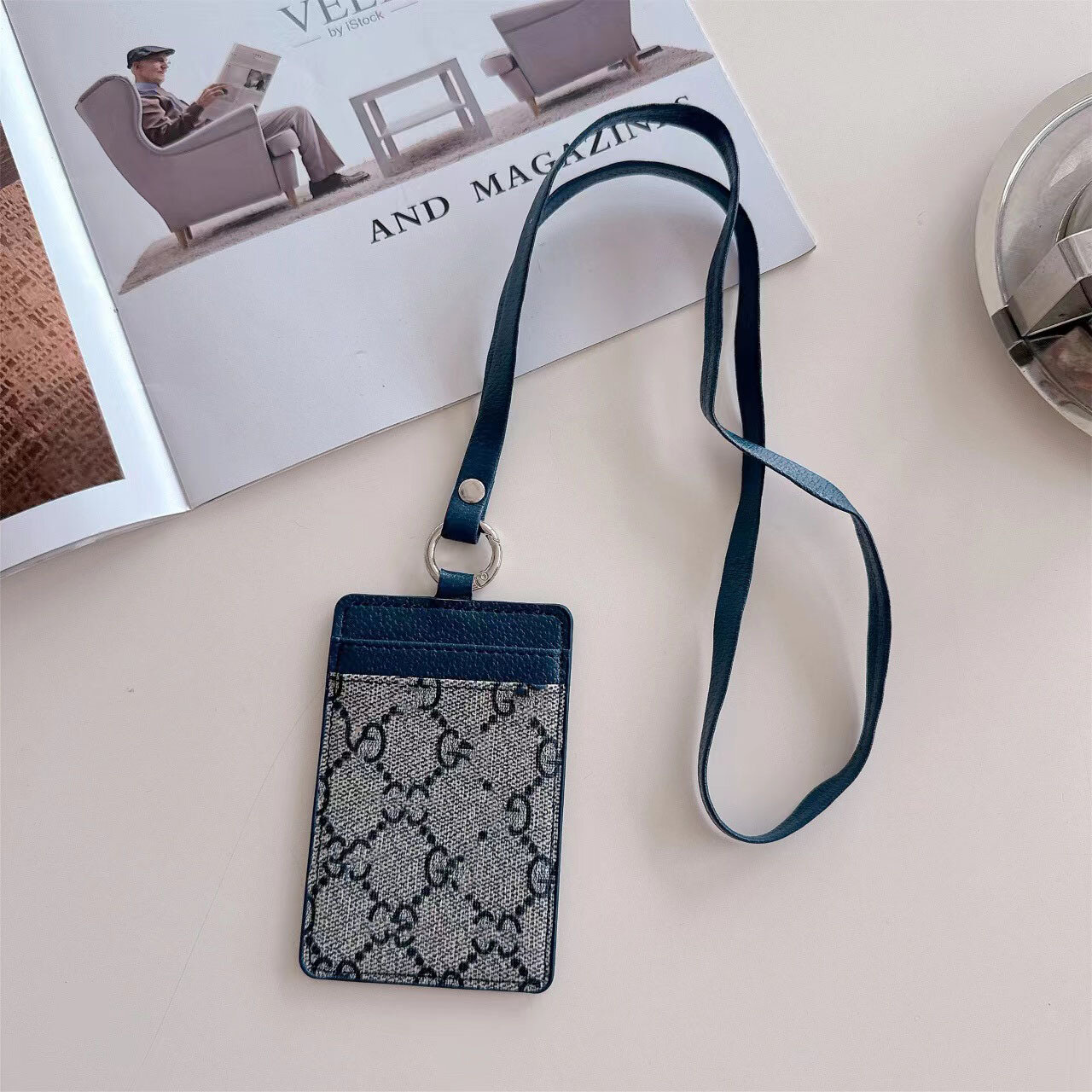 В наличии держатель для карт, вставка для карты, держатель для бейджа, держатель для удостоверения личности, шнурок для шеи, держатель для карты доступа, чехол для студенческого удостоверения, модный бренд