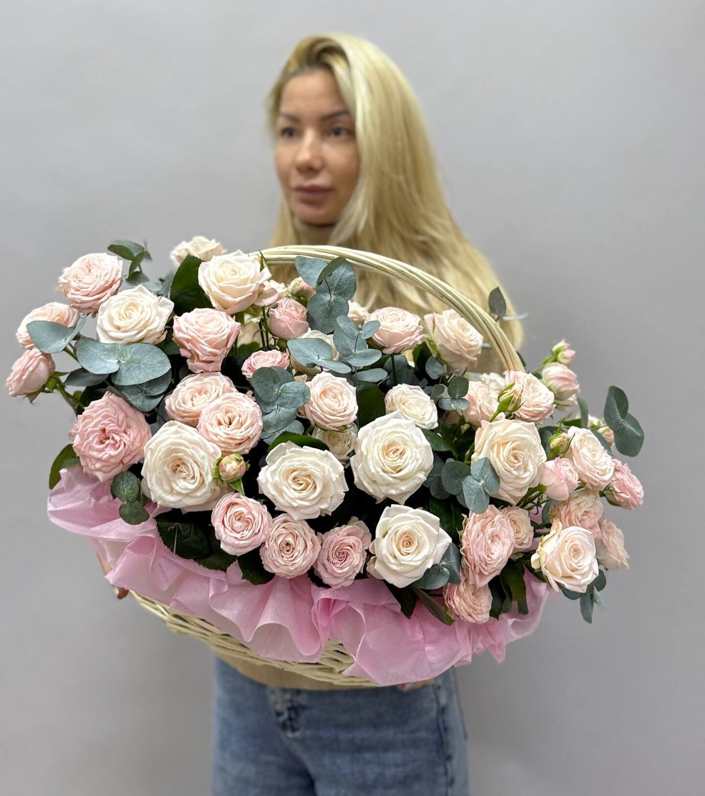 Композиция в корзине "Бомбастик", роза и эвкалипт, 50 см, 19 кустовых роз