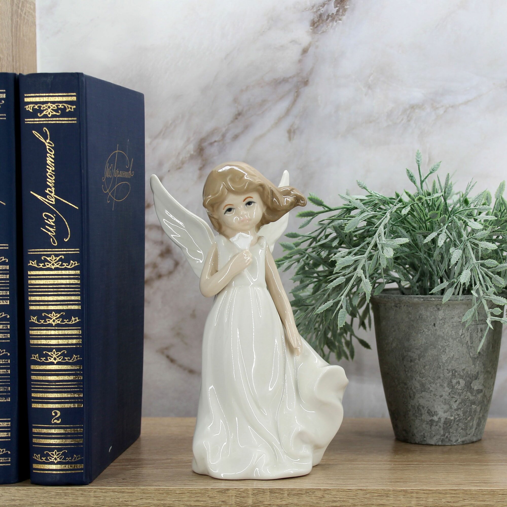 Статуэтка фарфоровая Ангел