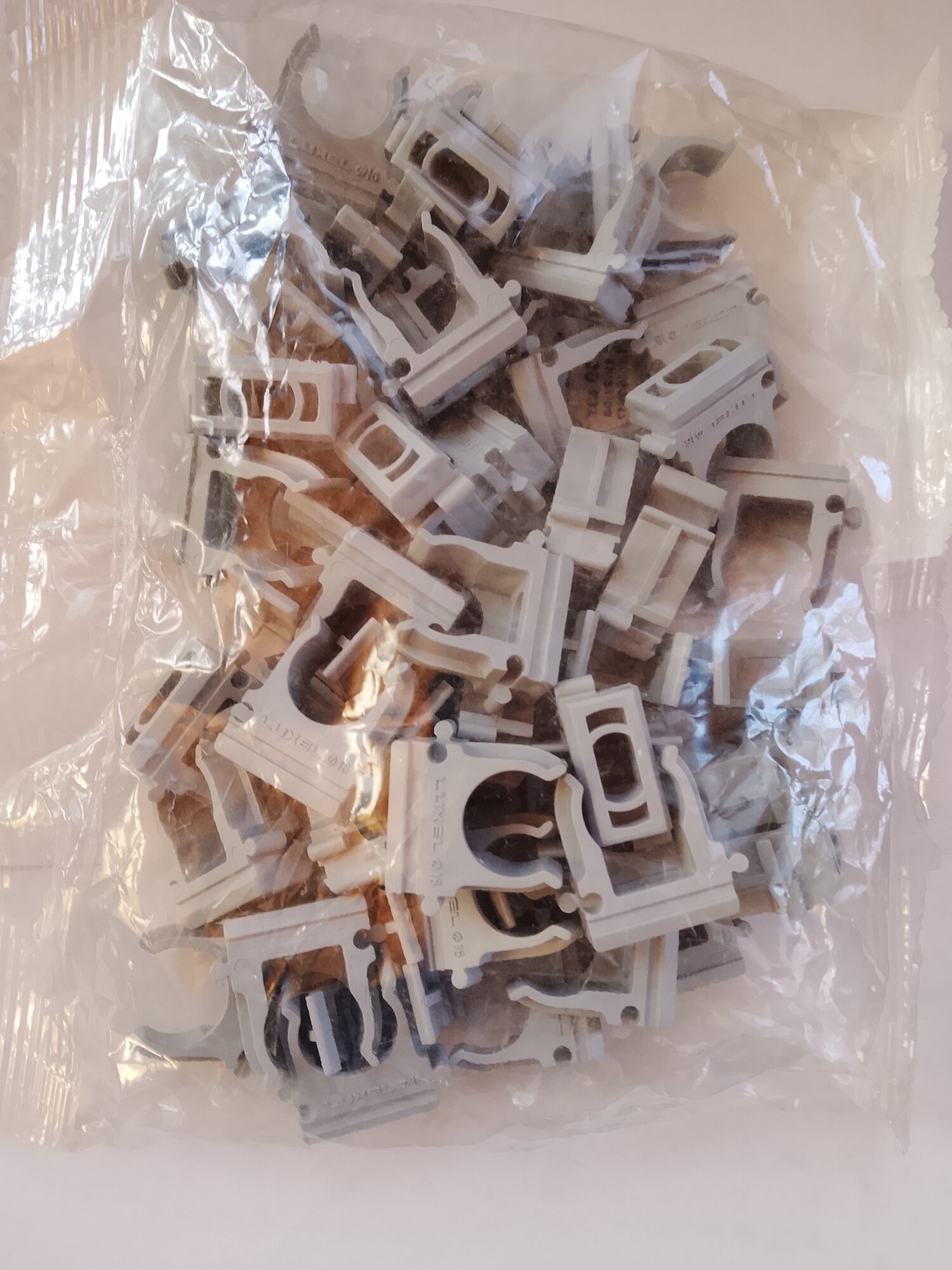 Держатель-клипса серые , для труб гофрированных и гладких пластиковых, диаметр 16мм, в упаковке 50 шт.