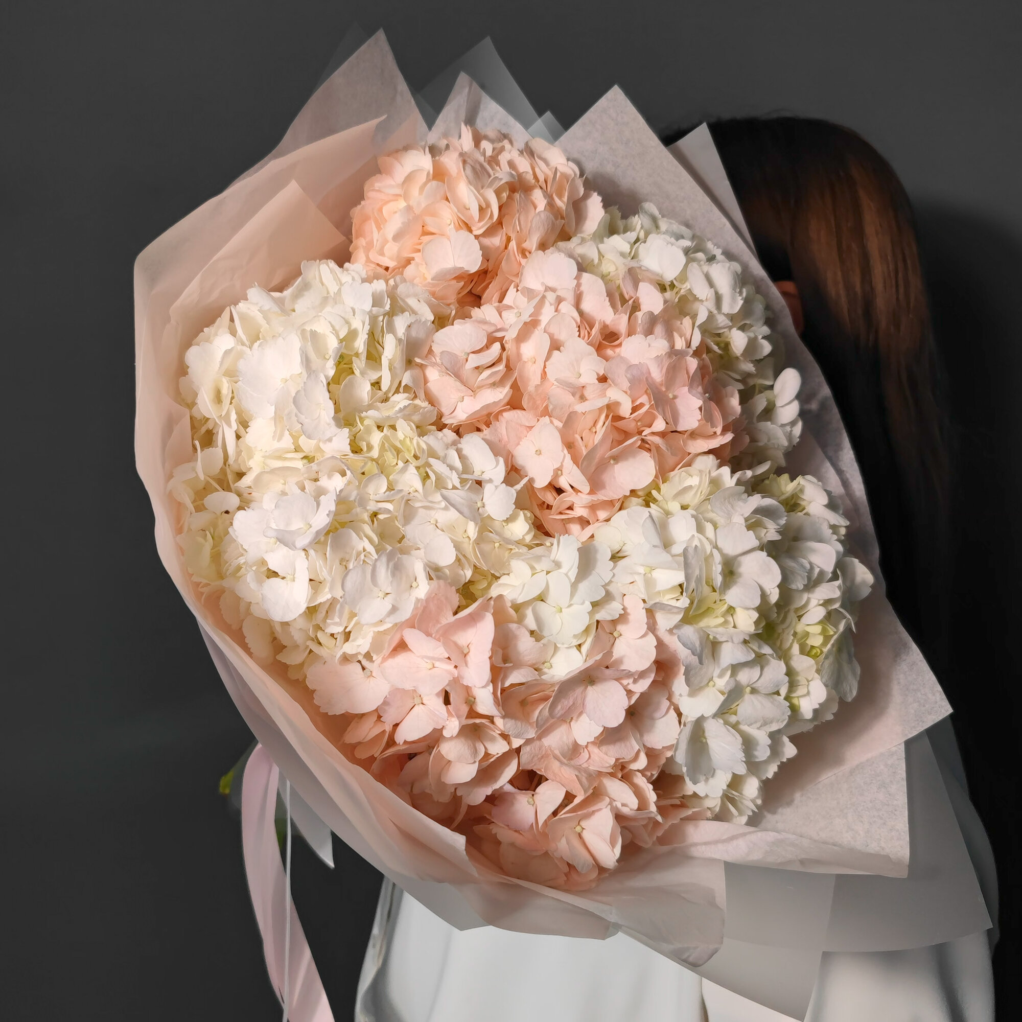 Цветы / Огромный букет из 7 гортензий микс с лентами в дизайнерской упаковке