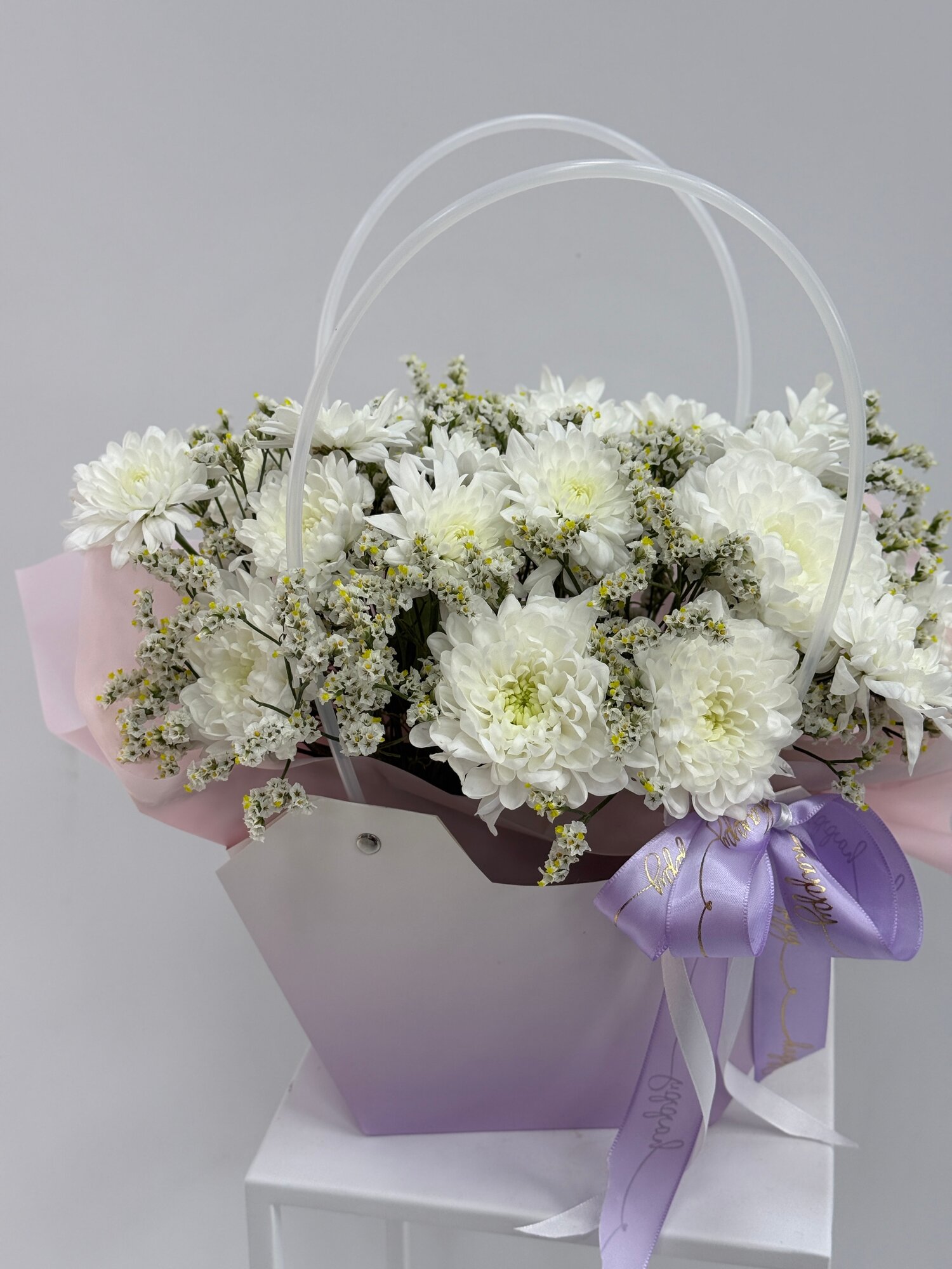 Композиция в сумке с белыми хризантемами