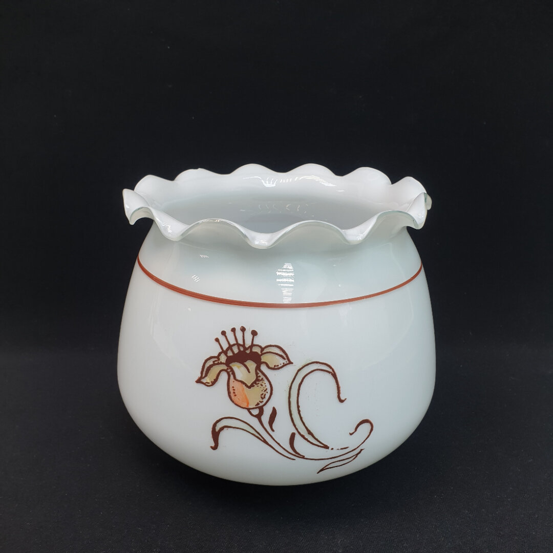 Винтажный плафон, есть 2 скола см. фото, молочное стекло, деколь, диам. посад. места 7.5 см, СССР.