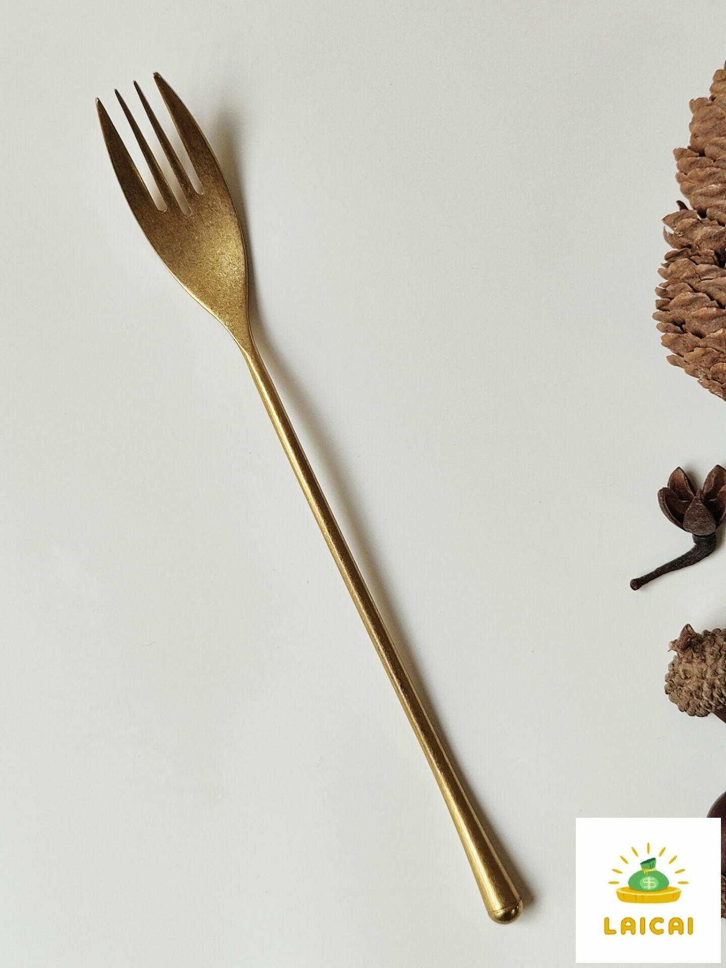 Золотая столовая вилка, старинные столовые приборы, вилка из нержавеющей стали.