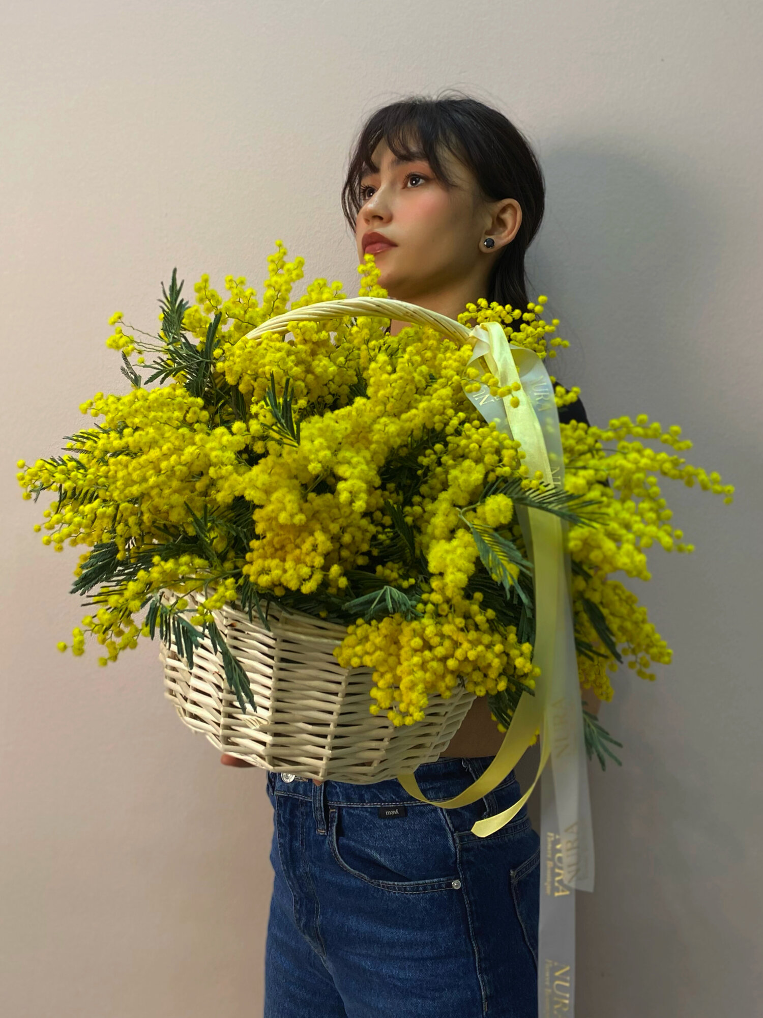 Корзинка живых цветов, мимозы"NURA FLOWERS", 25 шт, флористическая губка, жёлтая, высота 35 см