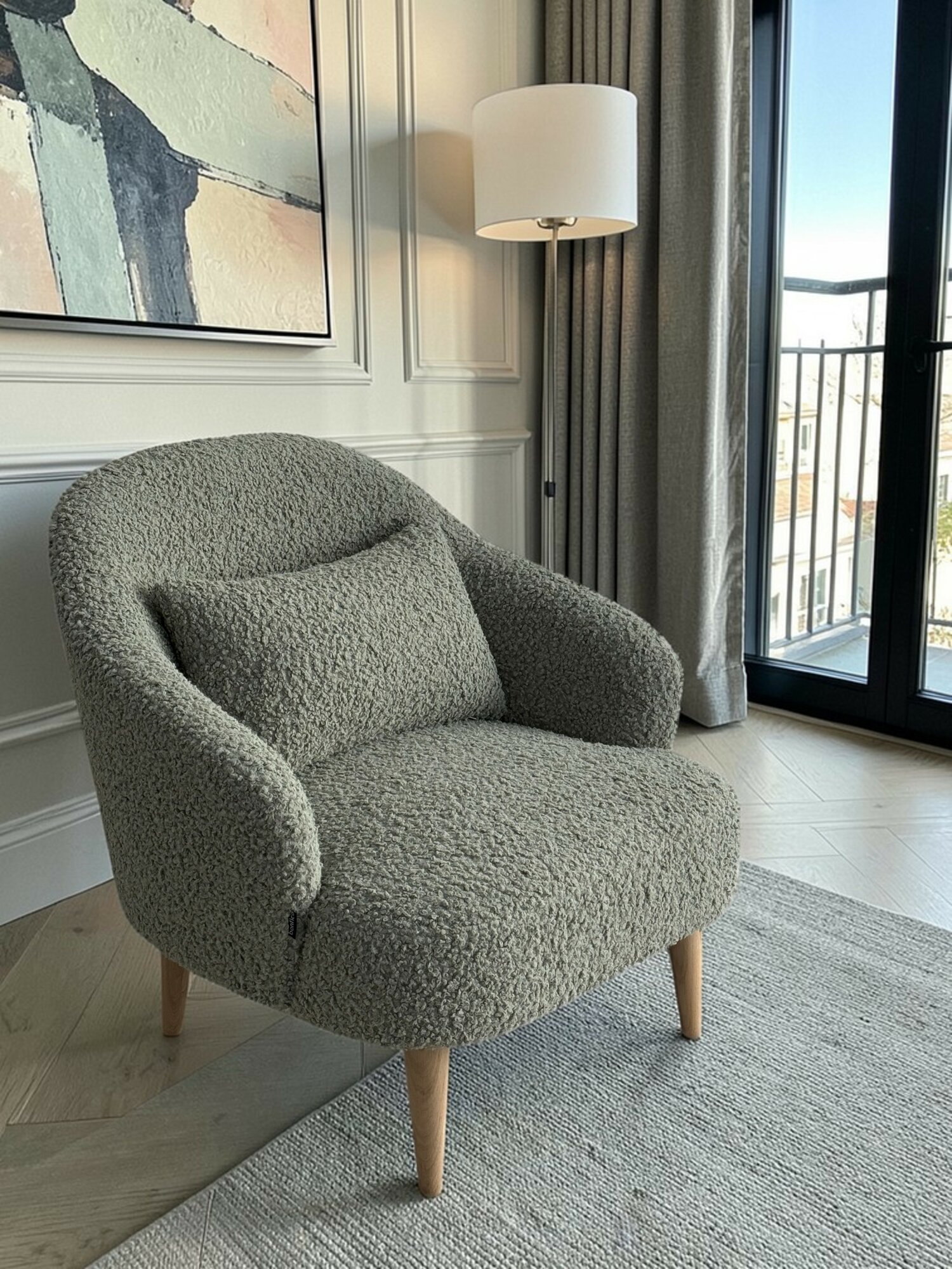 Кресло, для отдыха в гостиную, с подлокотниками, зеленый барашек на дубовых опорах, Унно от Bonfico