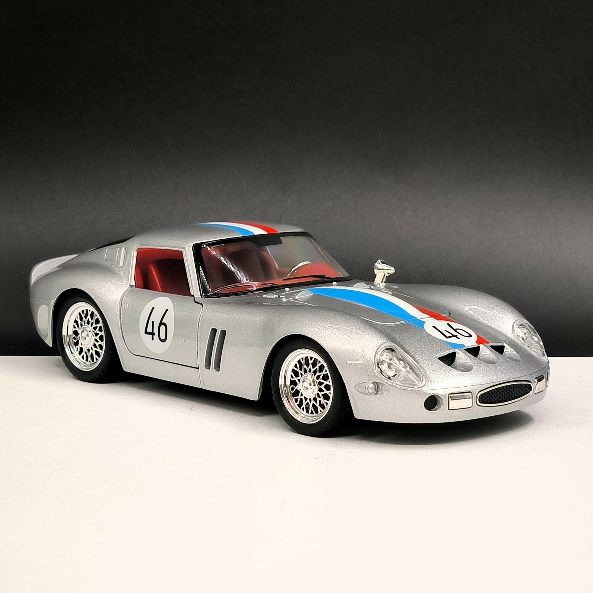Машинка "Ferrari 250 GTO", с инерционным механизмом, световые и звуковые эффекты, масштаб 1:22
