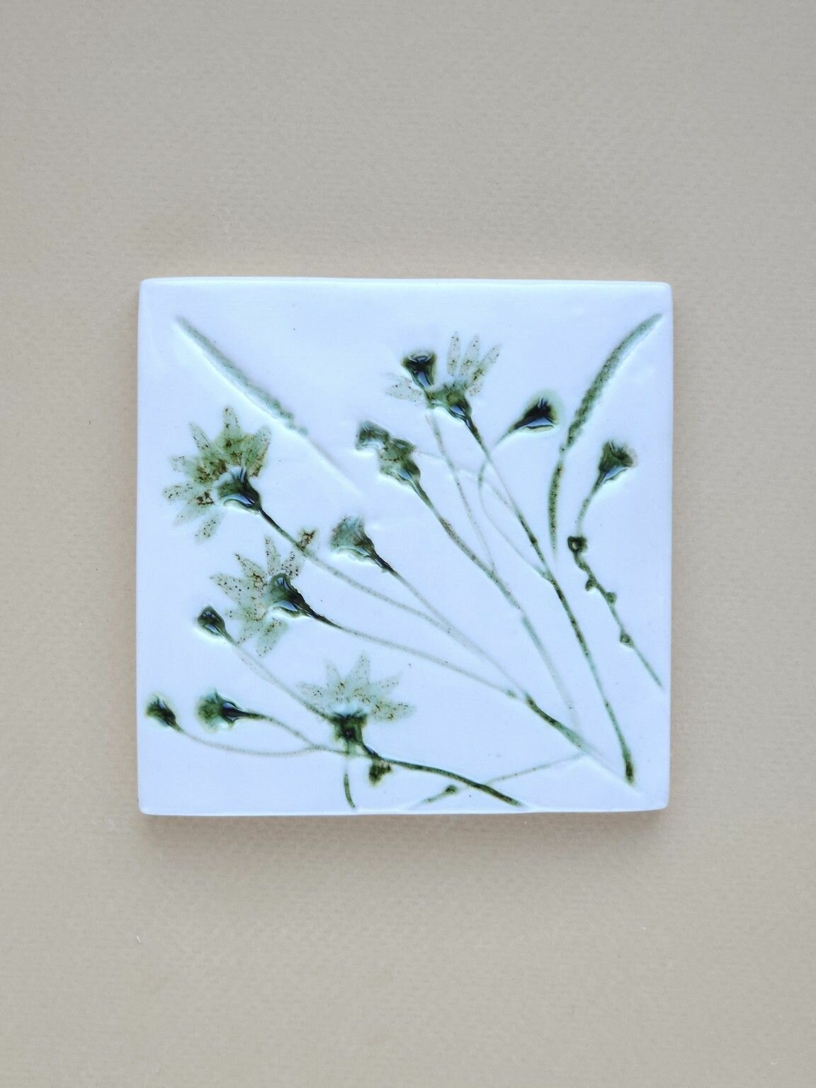 Ромашка (зелёная). Цветы на белом. Панно, изразец, настенный декор, плакетка, украшение настенное интерьерное. Ярославская майолика. Керамика ручной работы. Сделано в России.