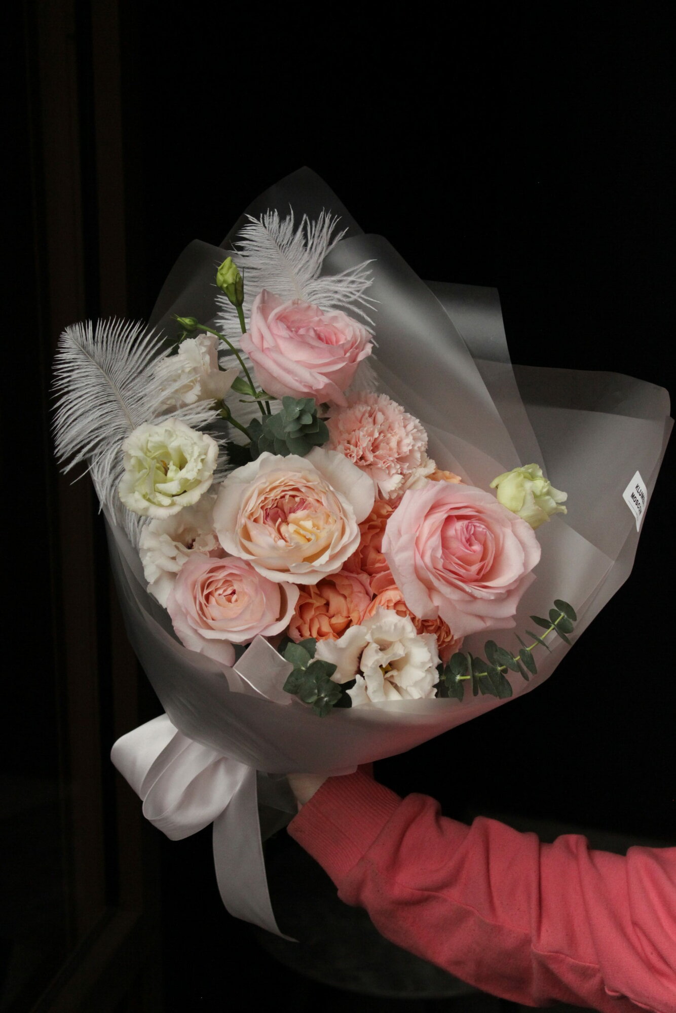 Нежный букет с розами и гвоздиками от студии цветов клумба. москва