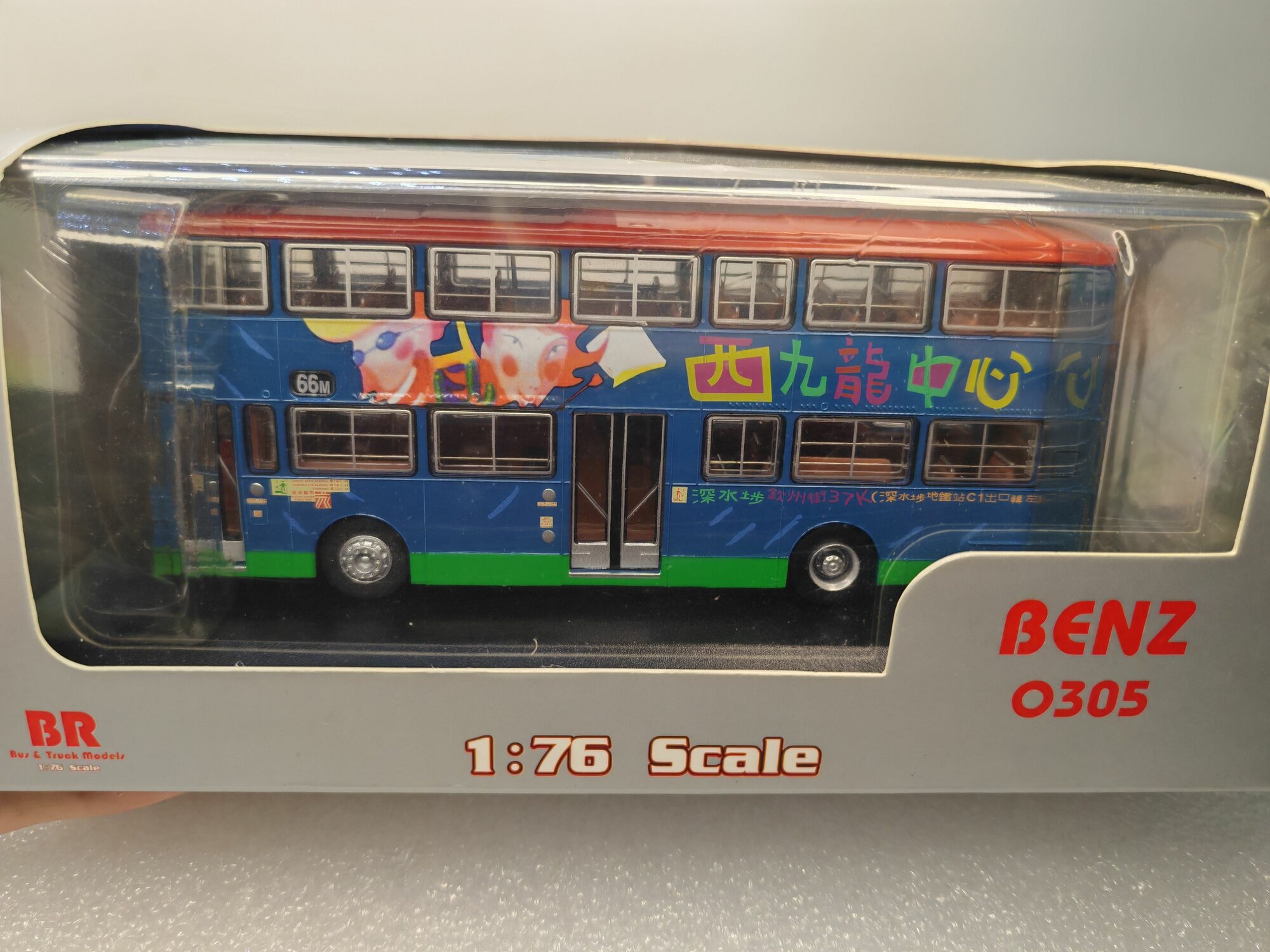 Модель автобуса NEOPLAN с двумя этажами в масштабе 1:76, обслуживающего несколько маршрутов Гонконга, изготовленная из литого под давлением металла.