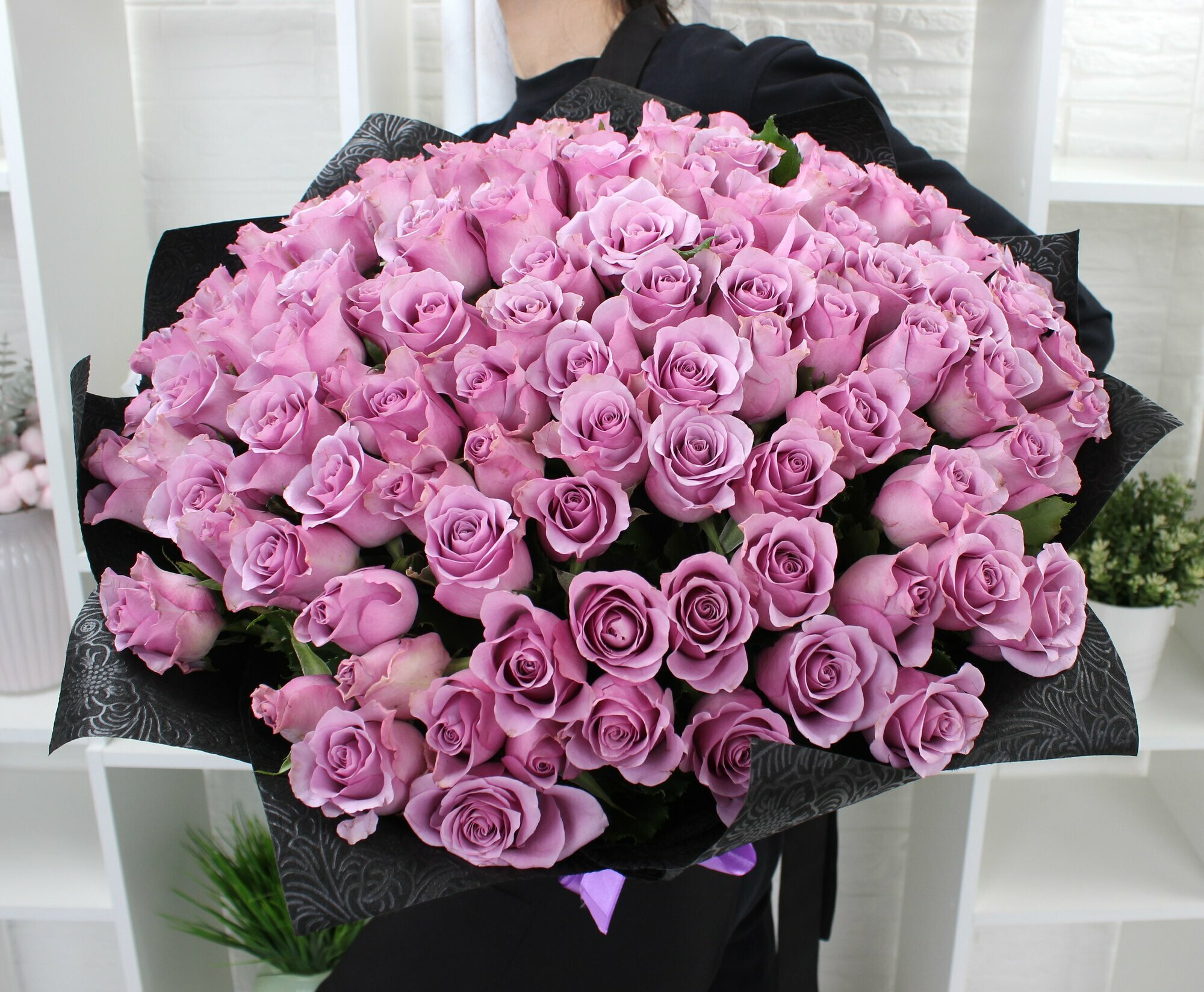 Монобукет THE FLOREAL сиреневая роза 101 штука, высота 40 см, с бантом