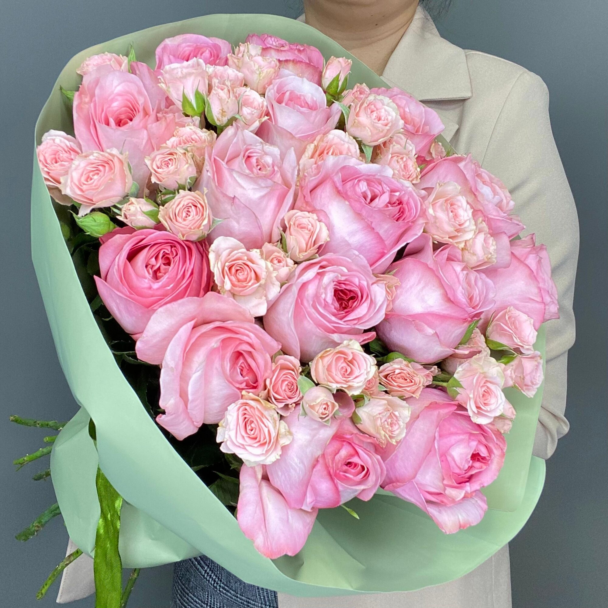 Розовые розы (розы пионовидные, розы кустовые), высота букета 50 см — фото 1