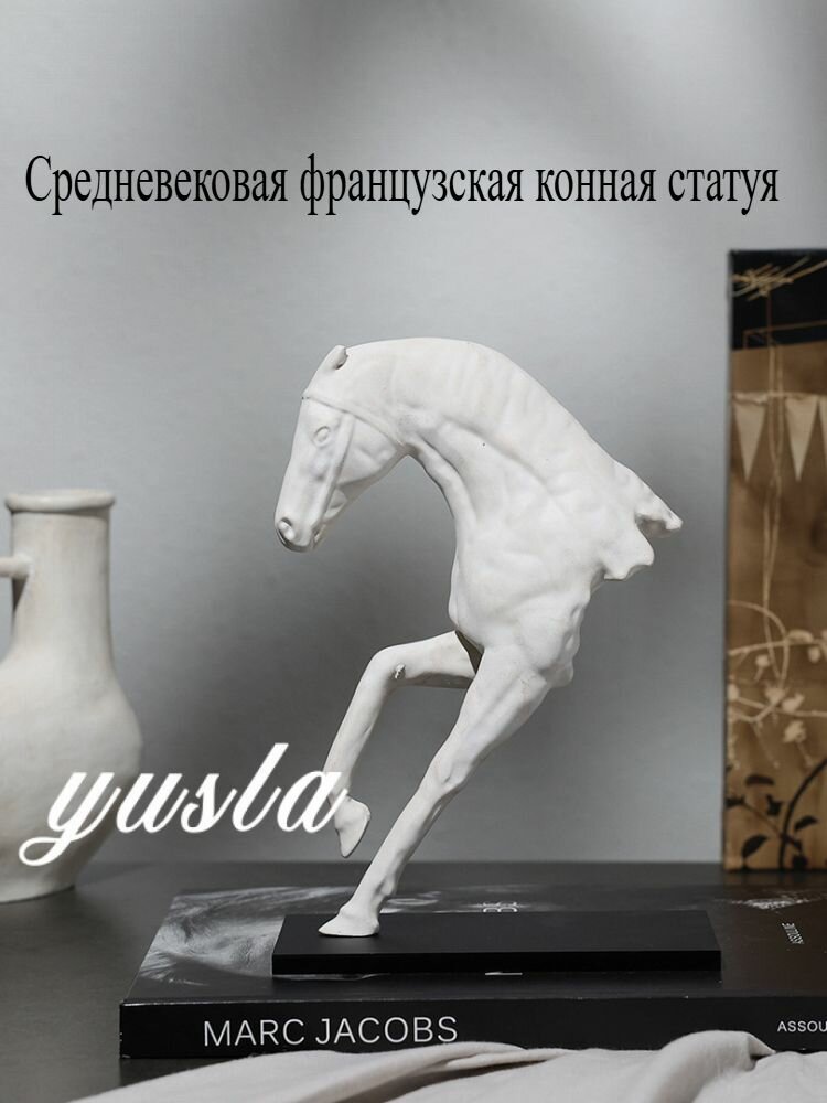 Средневековая французская конная статуя