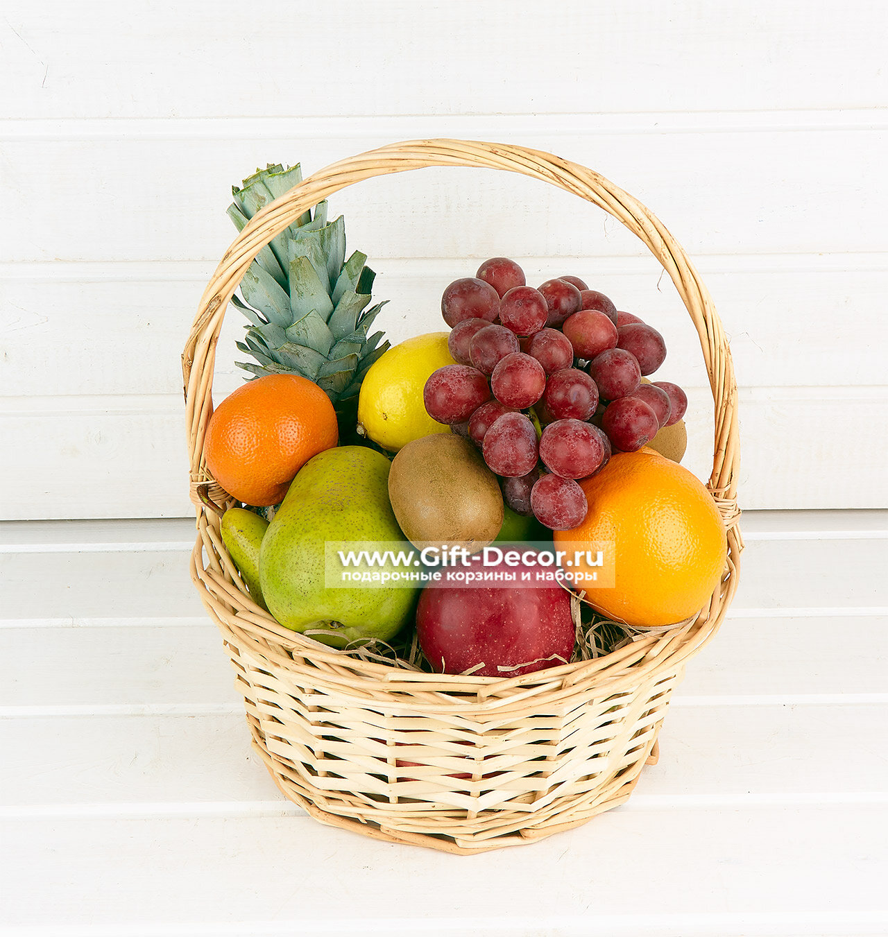 Корзина с фруктами и виноградом на заказ