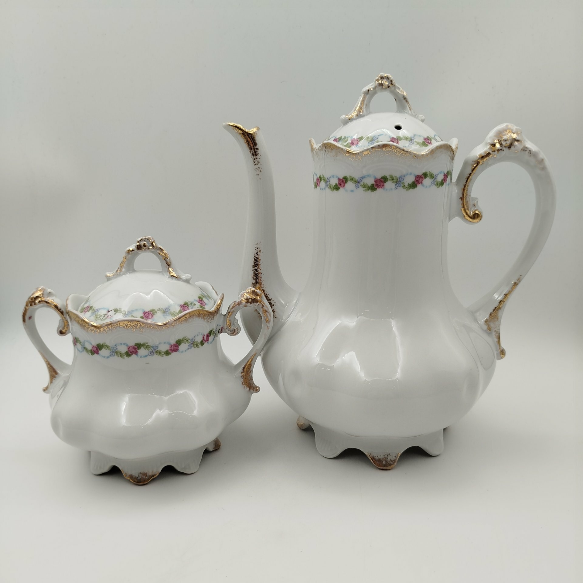 Набор кофейный (кофейник, сахарница) с цветочным рельефным декором, Baudour Fuisseaux